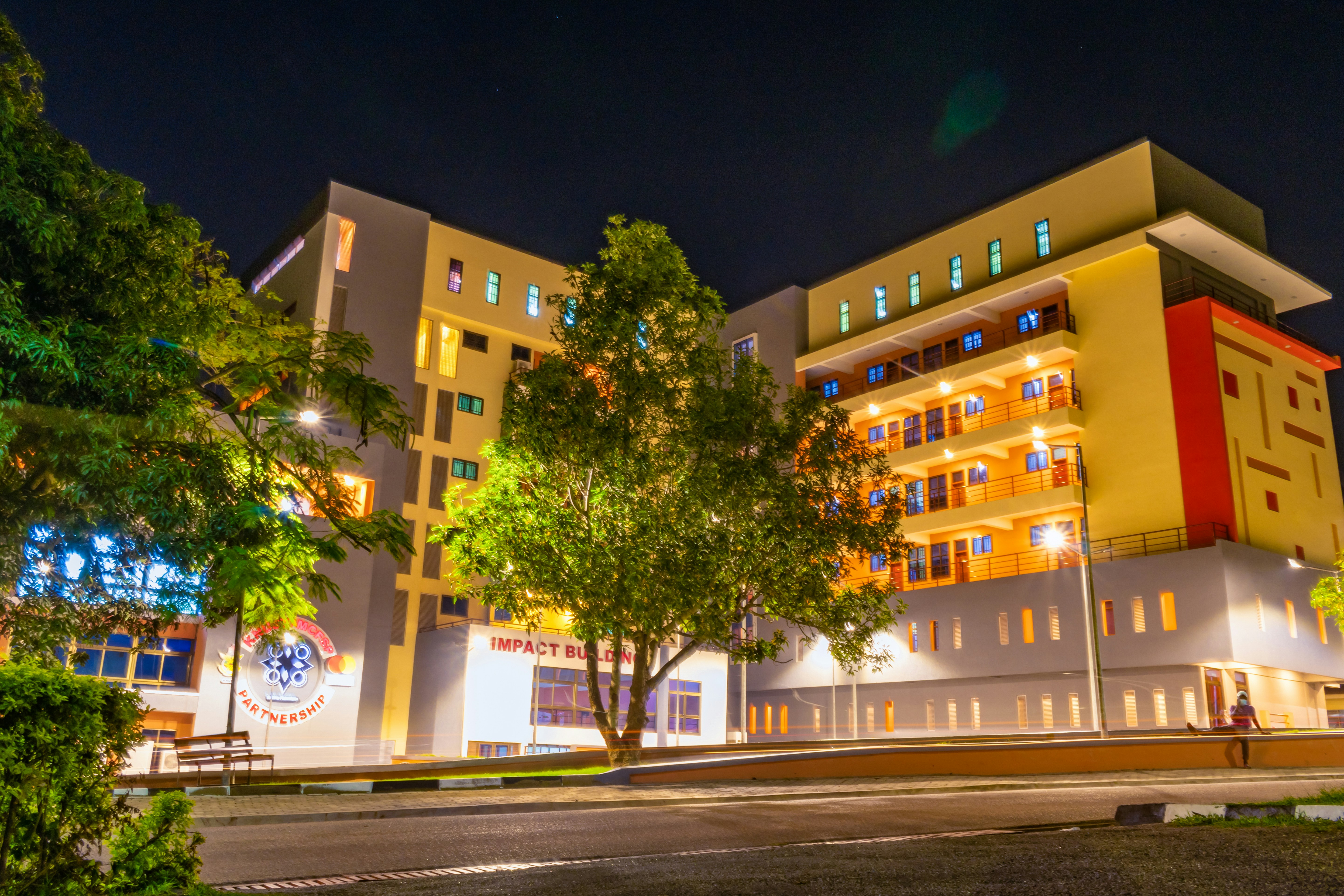 Foto Un gran edificio hotelero iluminado por la noche – Imagen Arquitectura gratis en Unsplash