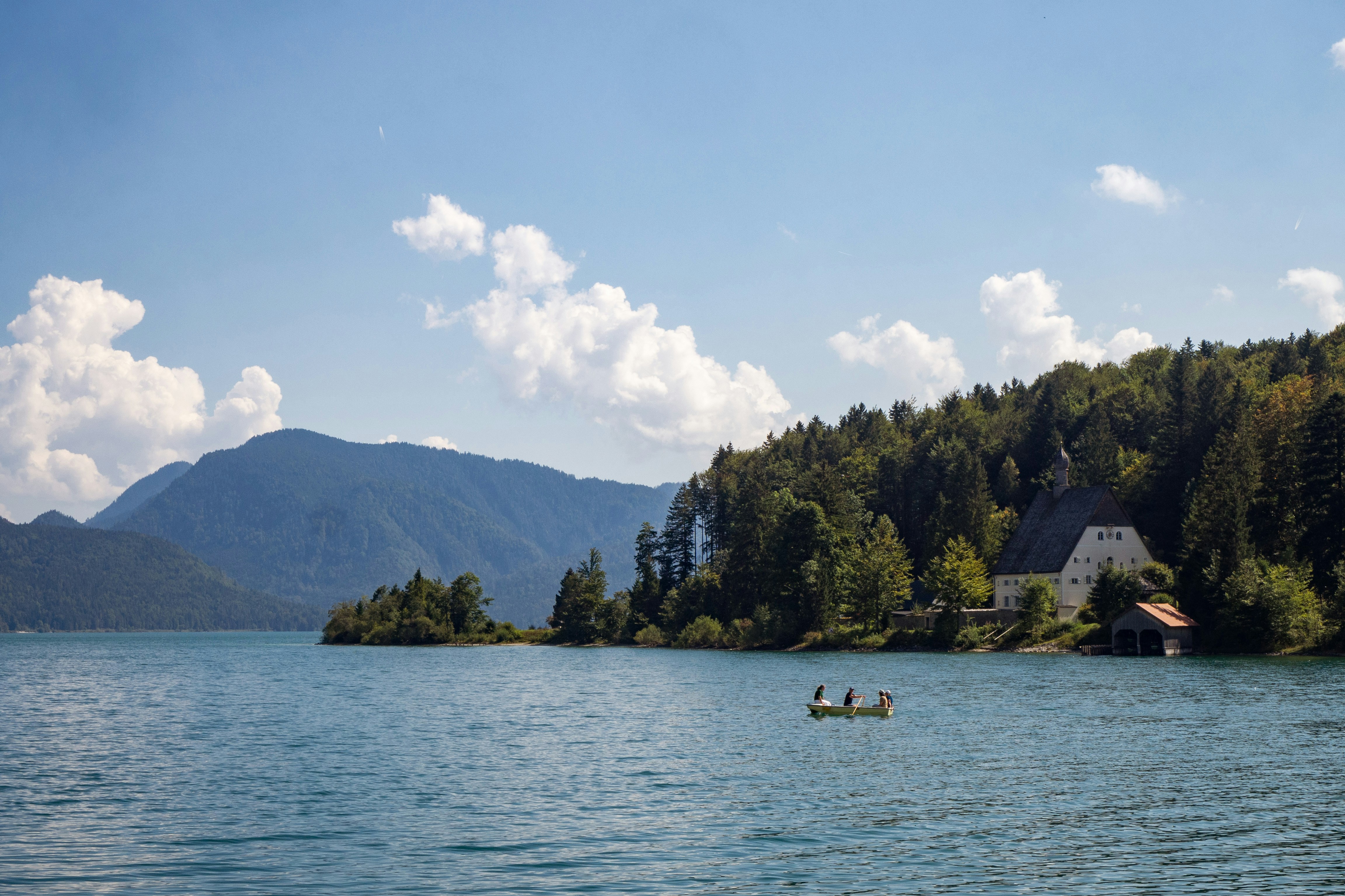 Deux personnes dans une barque à rames sur un lac photo – Photo La ...