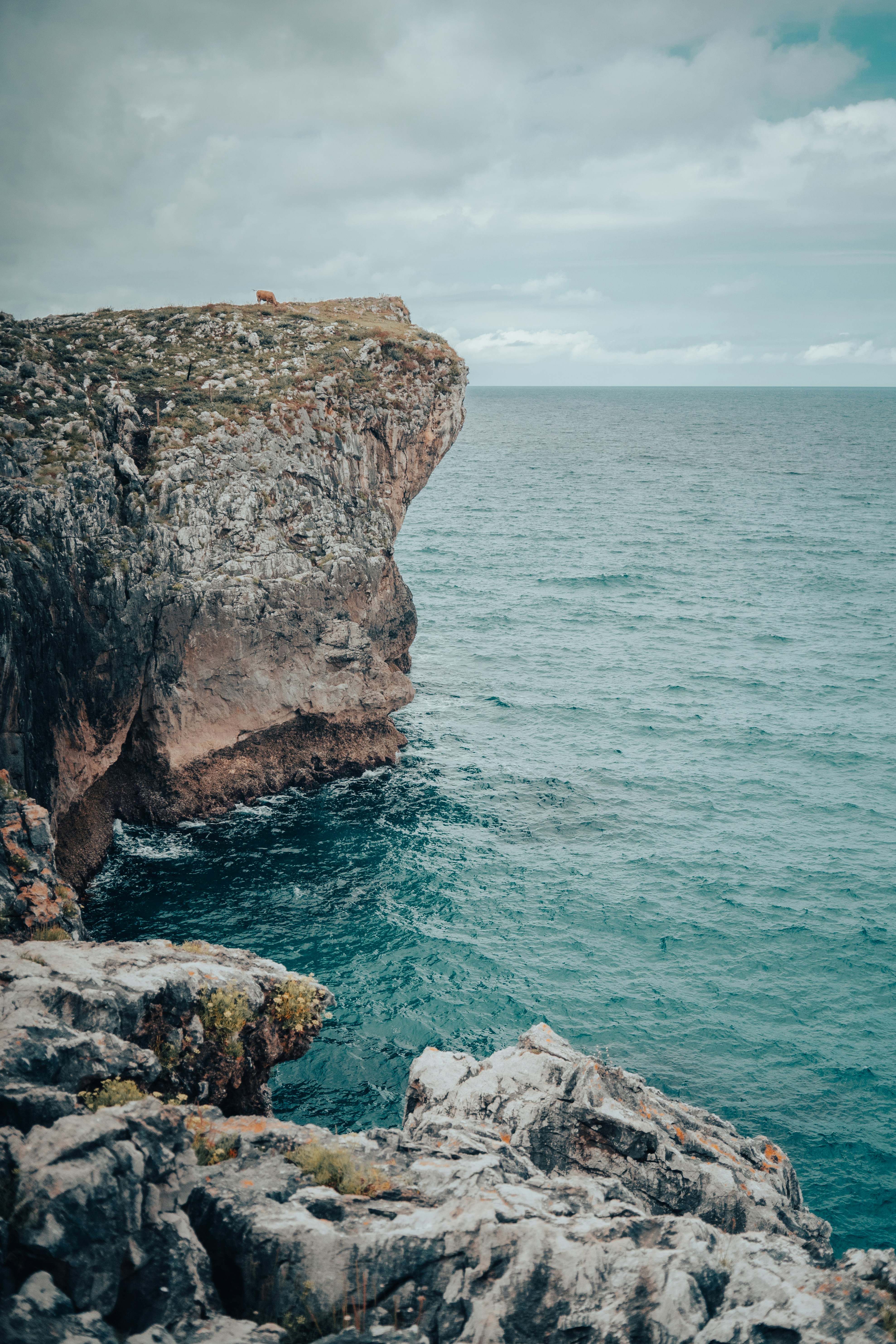 Un grand plan d’eau à côté d’une falaise rocheuse photo – Photo España ...