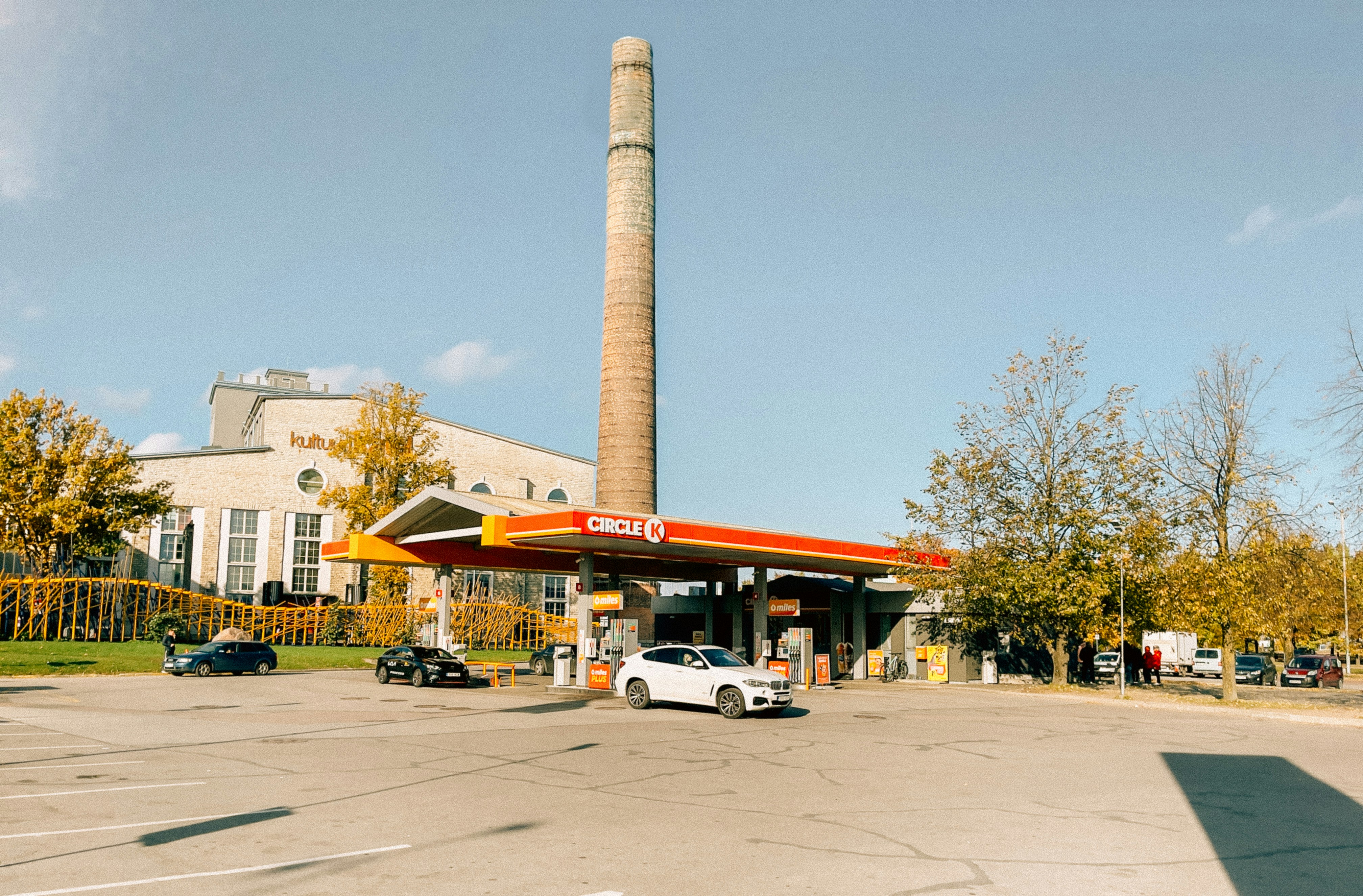 Une station-service avec une voiture garée devant elle photo – Photo ...