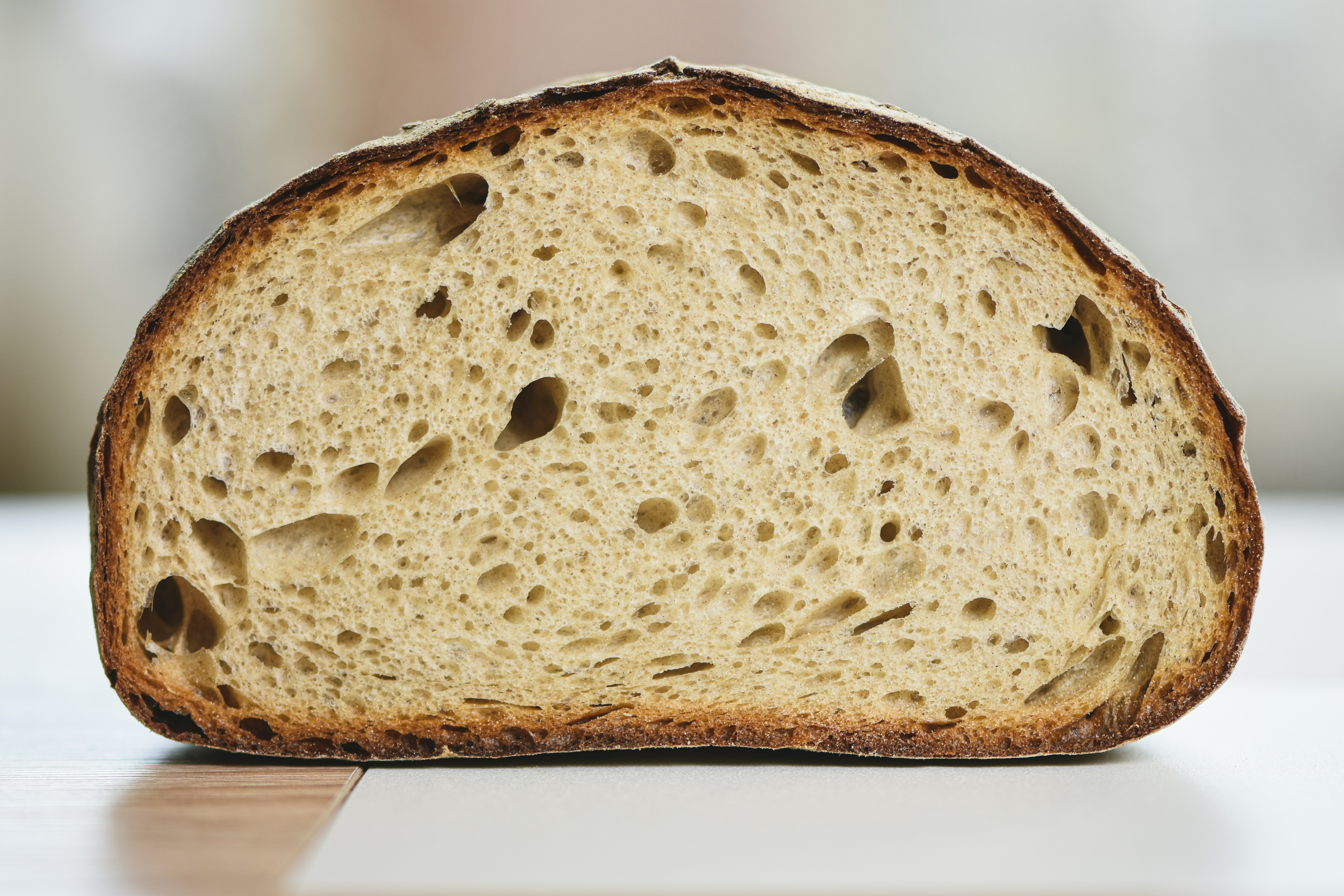Un primer plano de un pedazo de pan en una mesa foto – Imagen de Essen ...