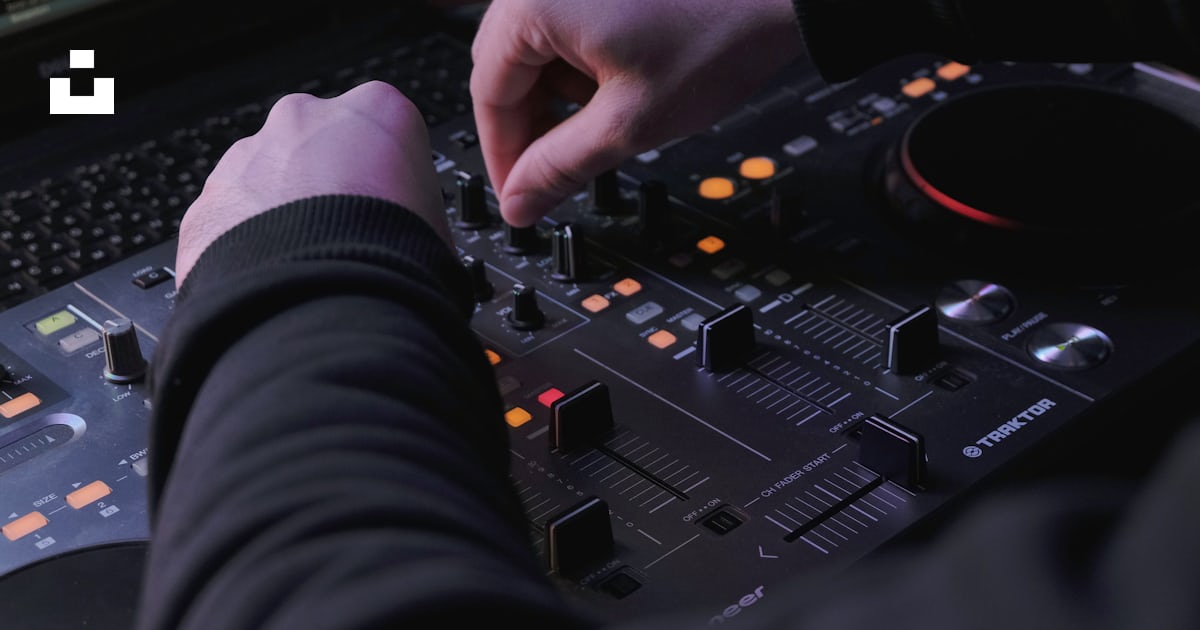 노트북 앞에서 Dj 컨트롤러를 사용하는 사람 사진 Unsplash의 무료 디제이 이미지