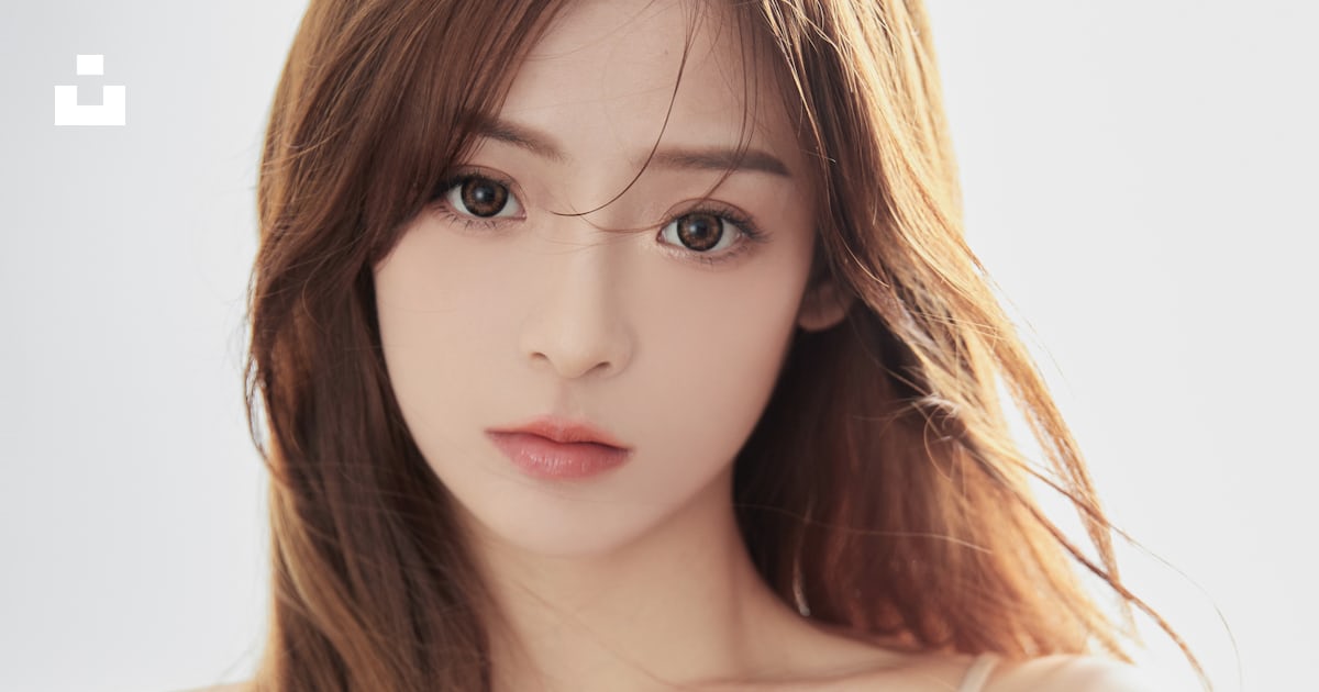 写真のためにポーズをとる長い髪の女性の写真 Unsplashの肖像の無料画像
