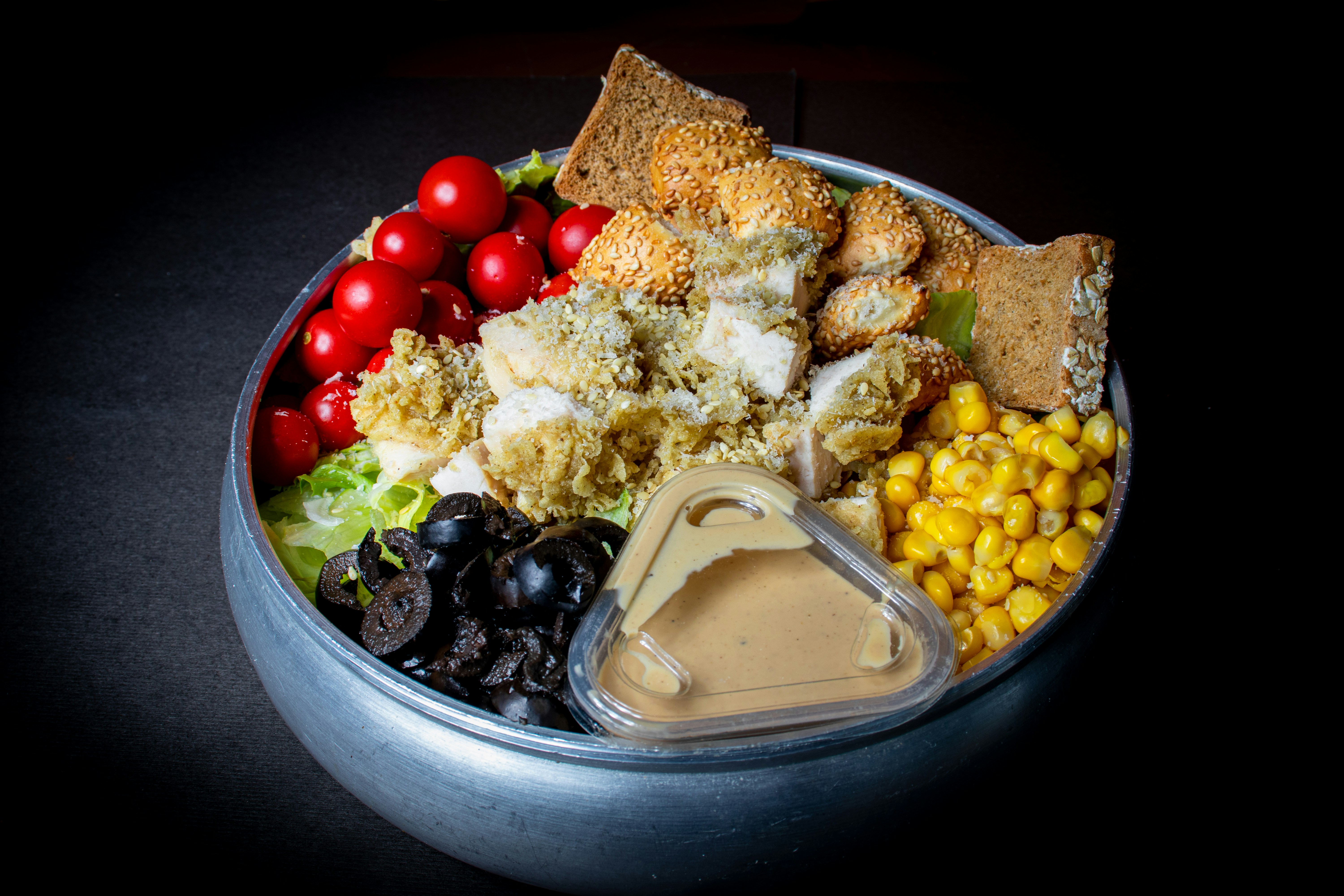 Un recipiente de metal lleno de una variedad de alimentos foto – Imagen ...