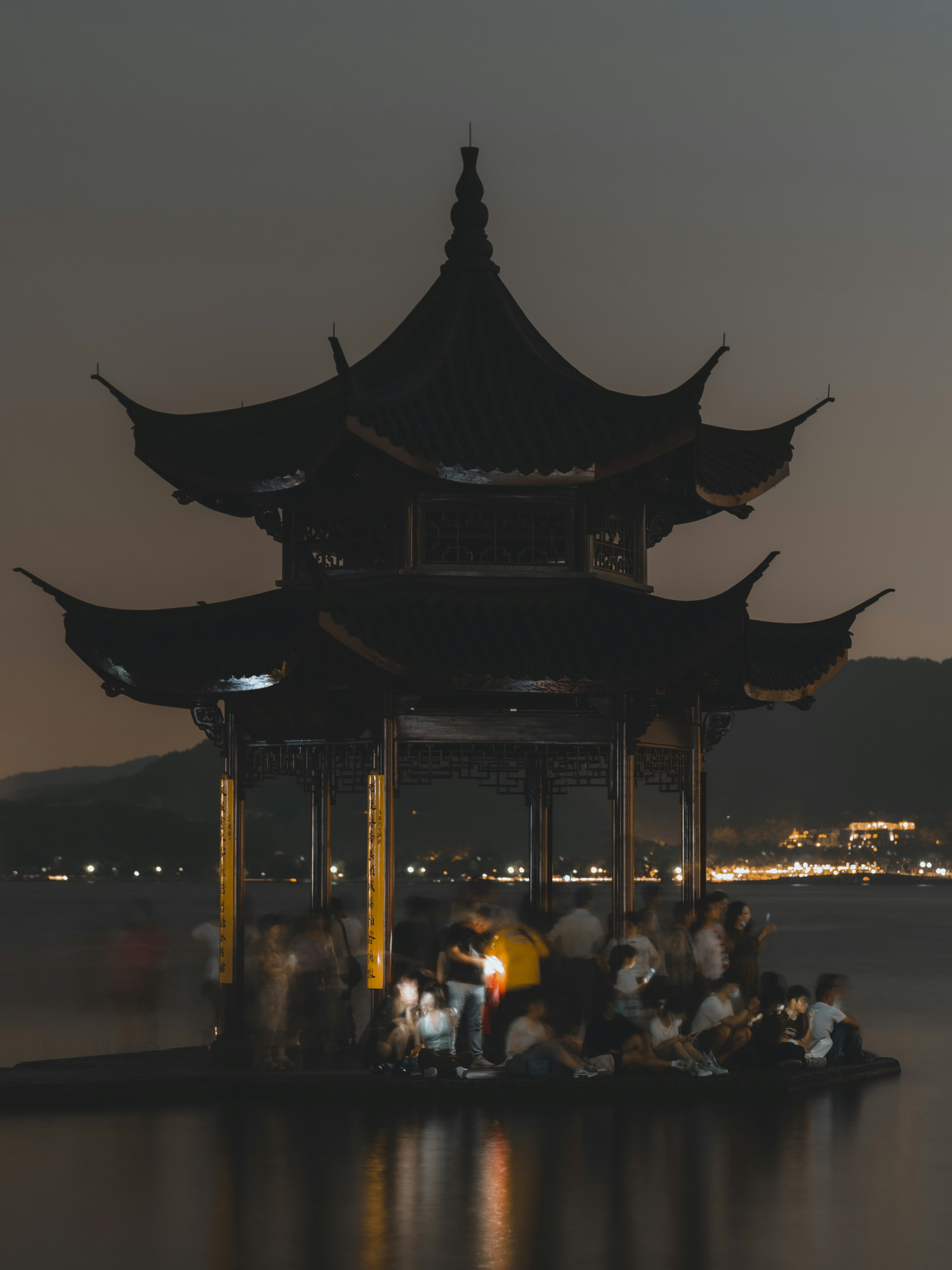 Midnight Lanterns on the Quiet Lake: A Floating Pavilion Brimming with Night Silhouettes