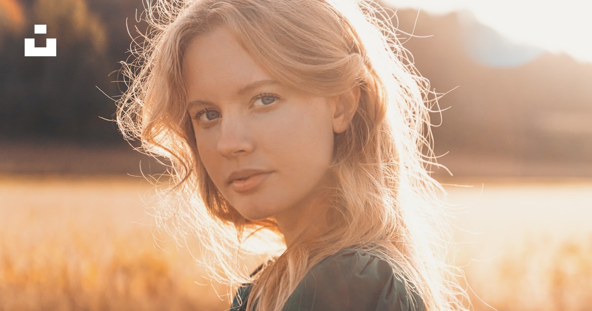 Foto Zum Thema Eine Frau Im Grünen Kleid Steht Auf Einem Feld