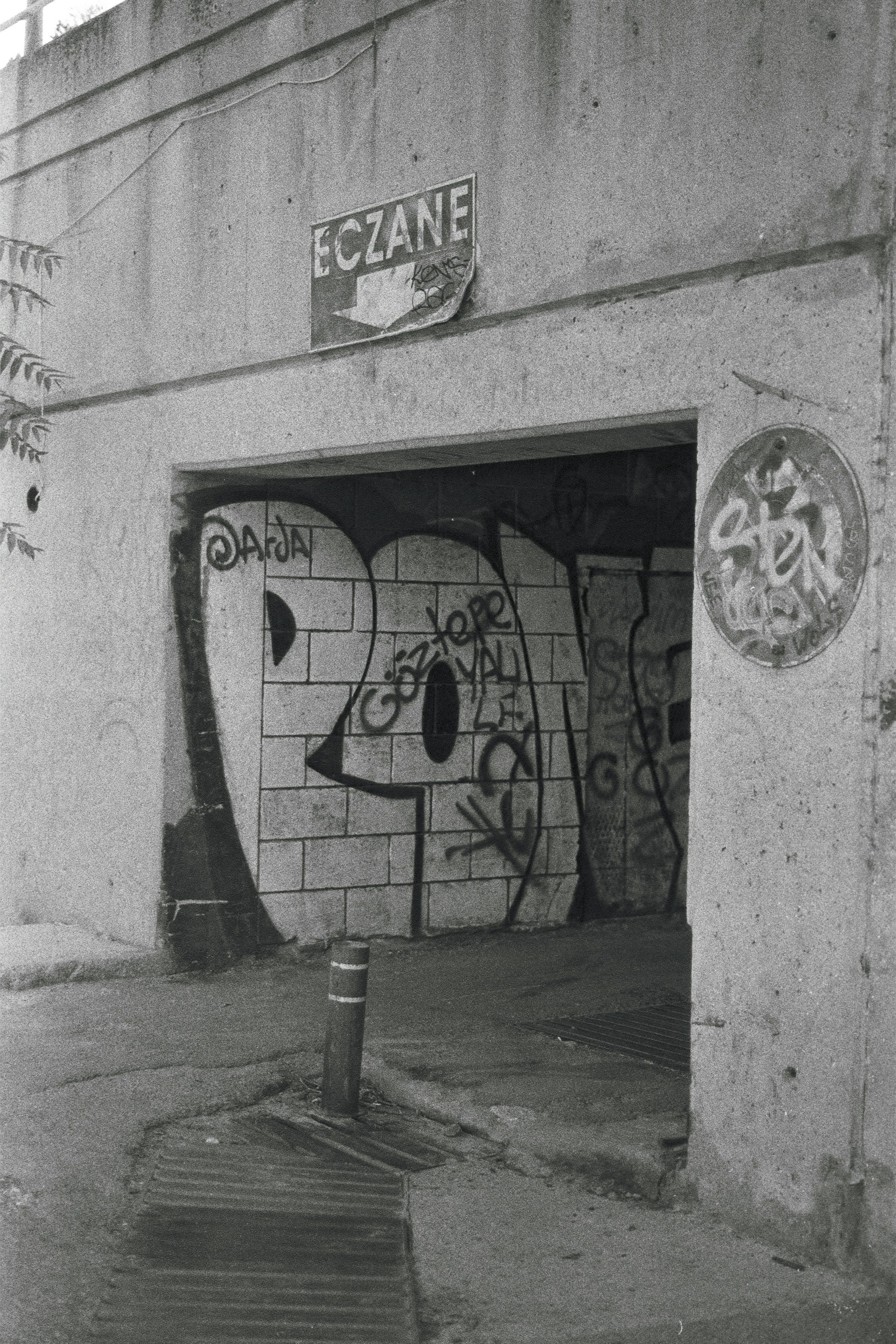 A black and white photo of graffiti on a building photo – Free Street ...