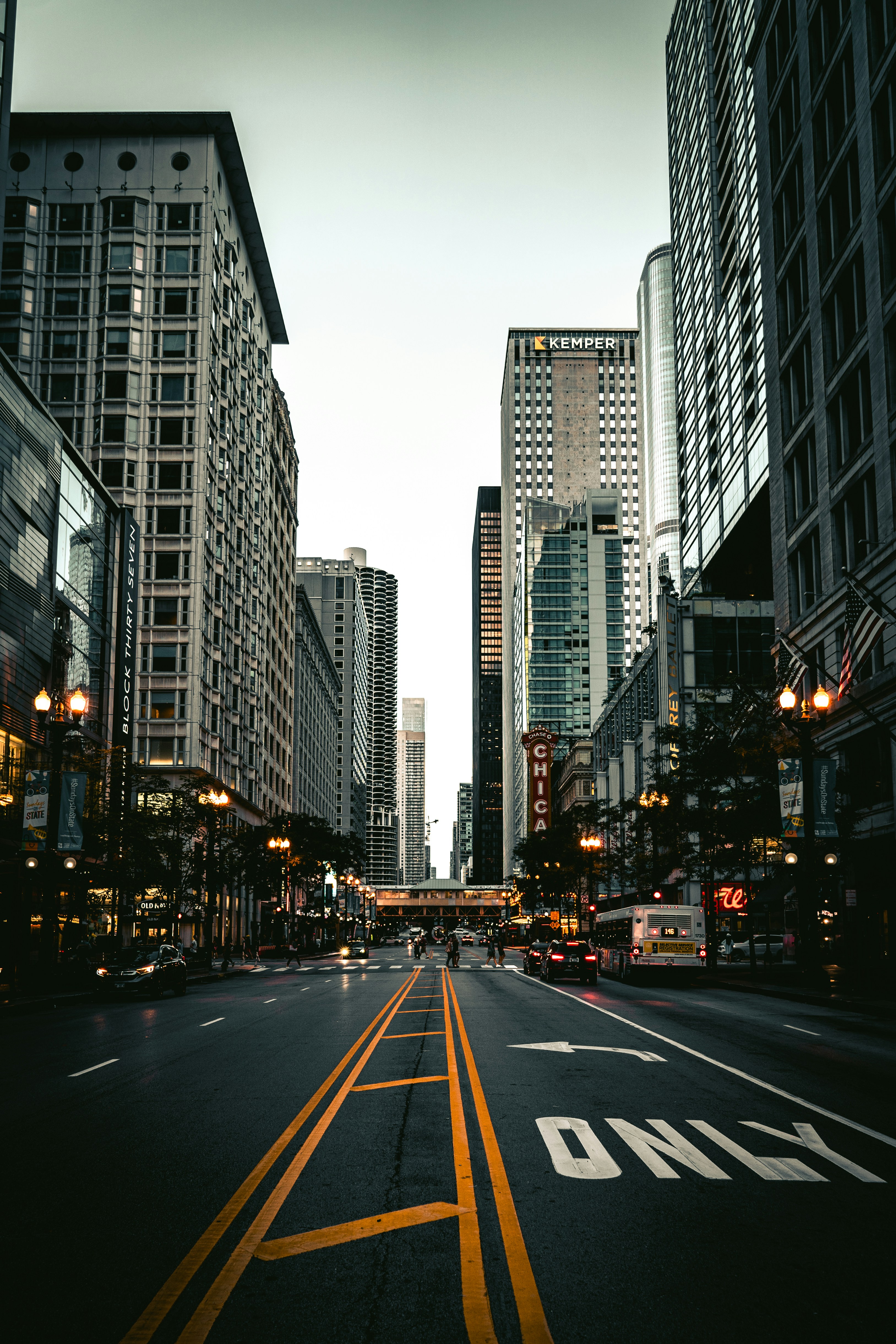 Une rue de la ville bordée de grands immeubles et de circulation photo ...