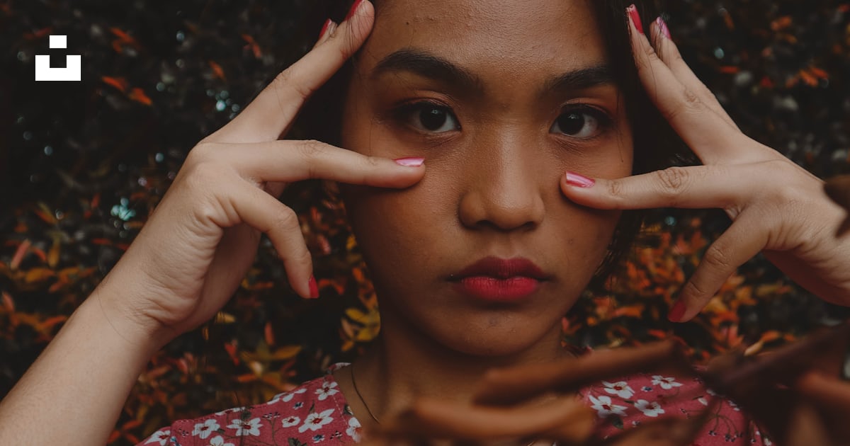 Foto Una Mujer Con Las Manos En La Cara Imagen Retratos De Mujeres