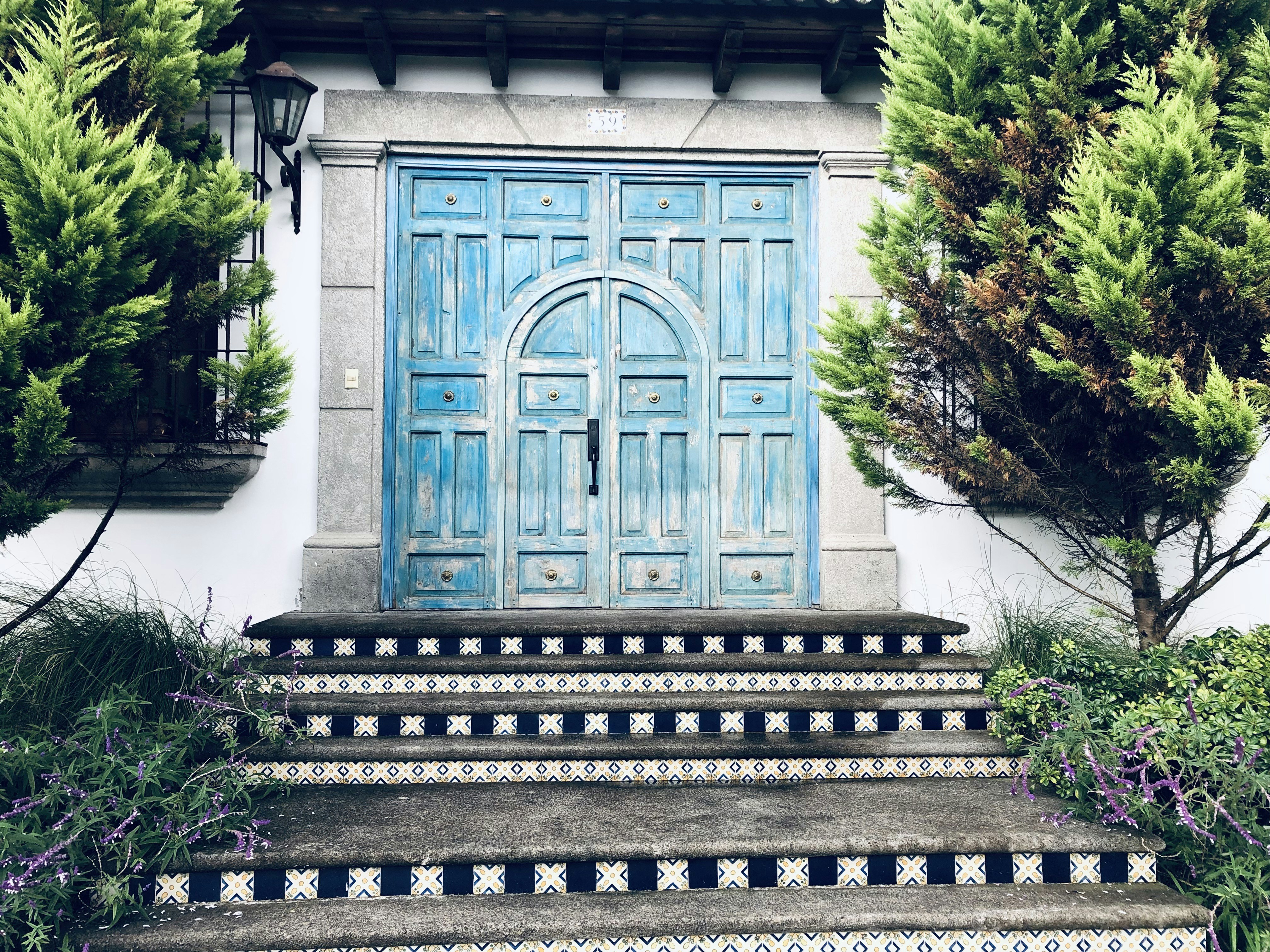 Colonial door | a blue door is on a white building