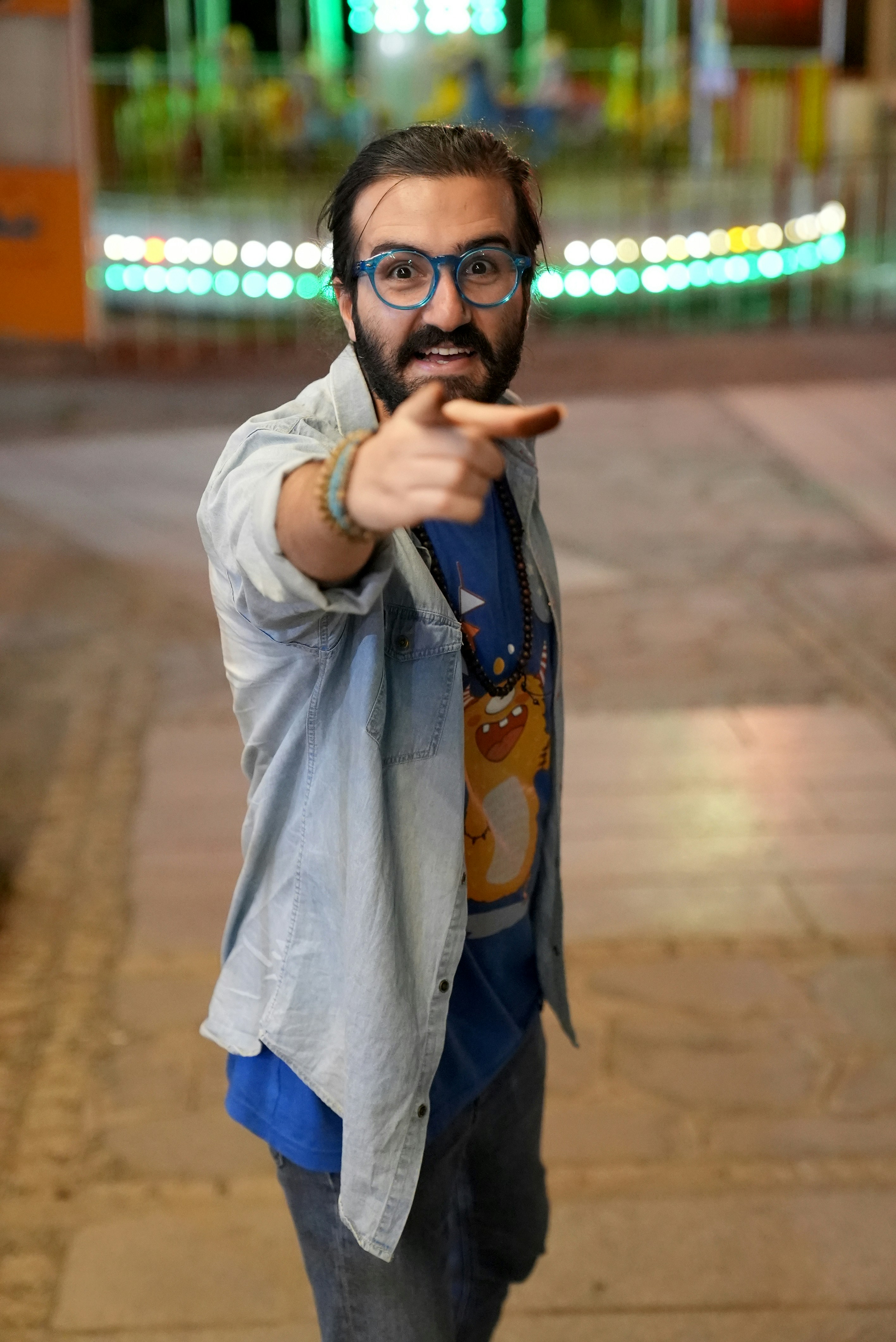 カメラを向ける眼鏡をかけた男の写真 – Unsplashの無料人写真