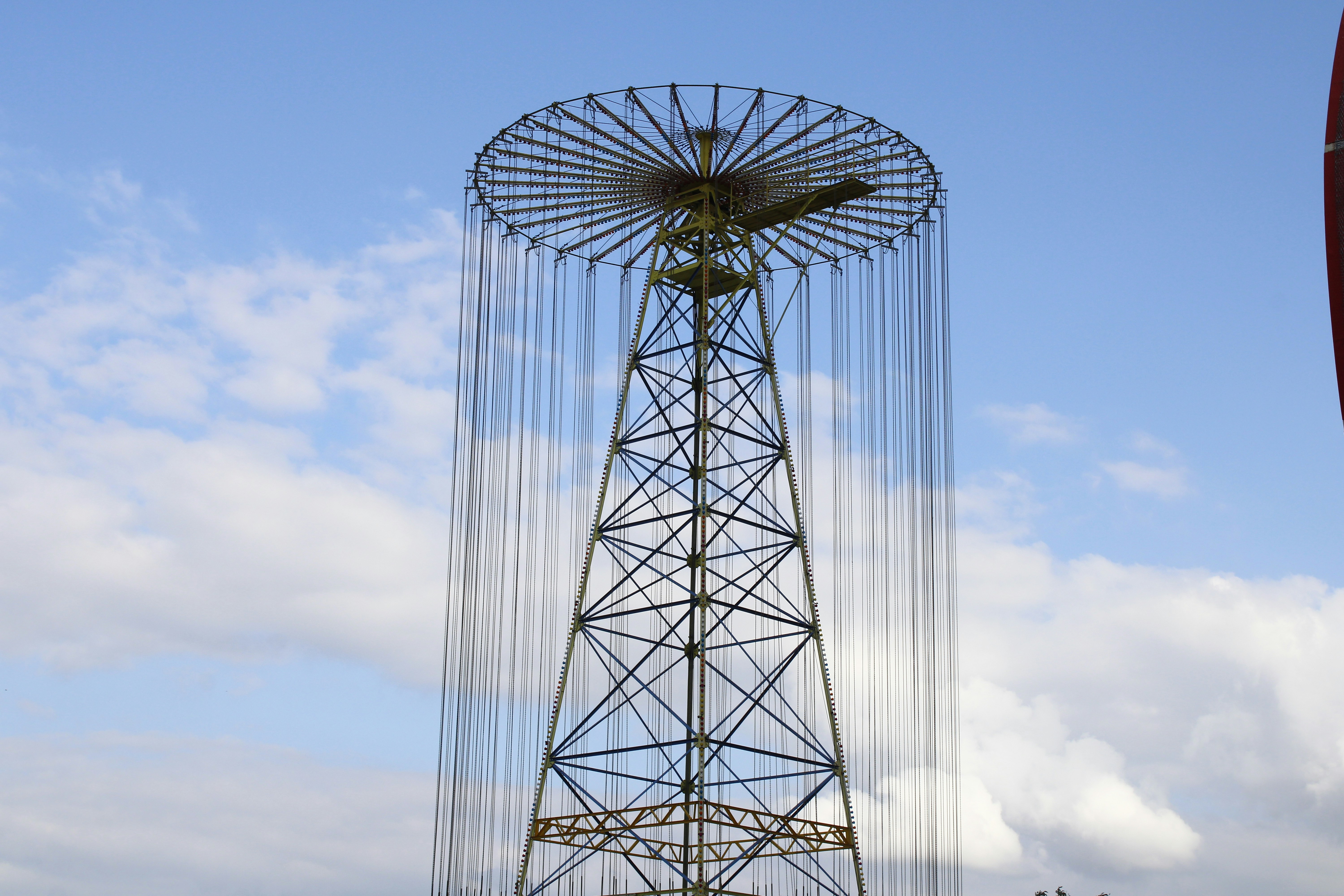 Foto Una torre de metal alta con un fondo de cielo – Imagen Niño gratis ...