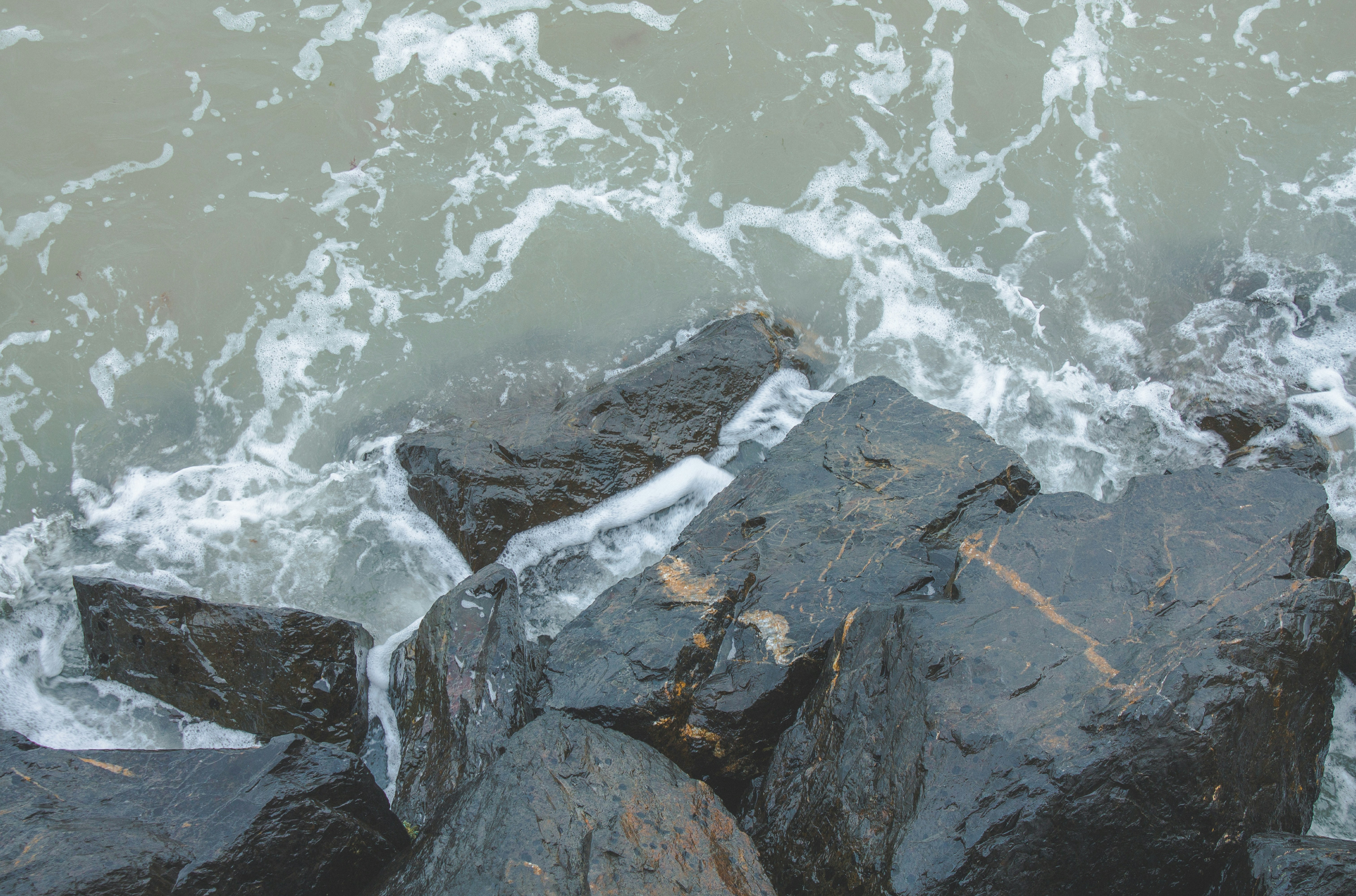 A view of the ocean from above rocks photo – Free France Image on Unsplash