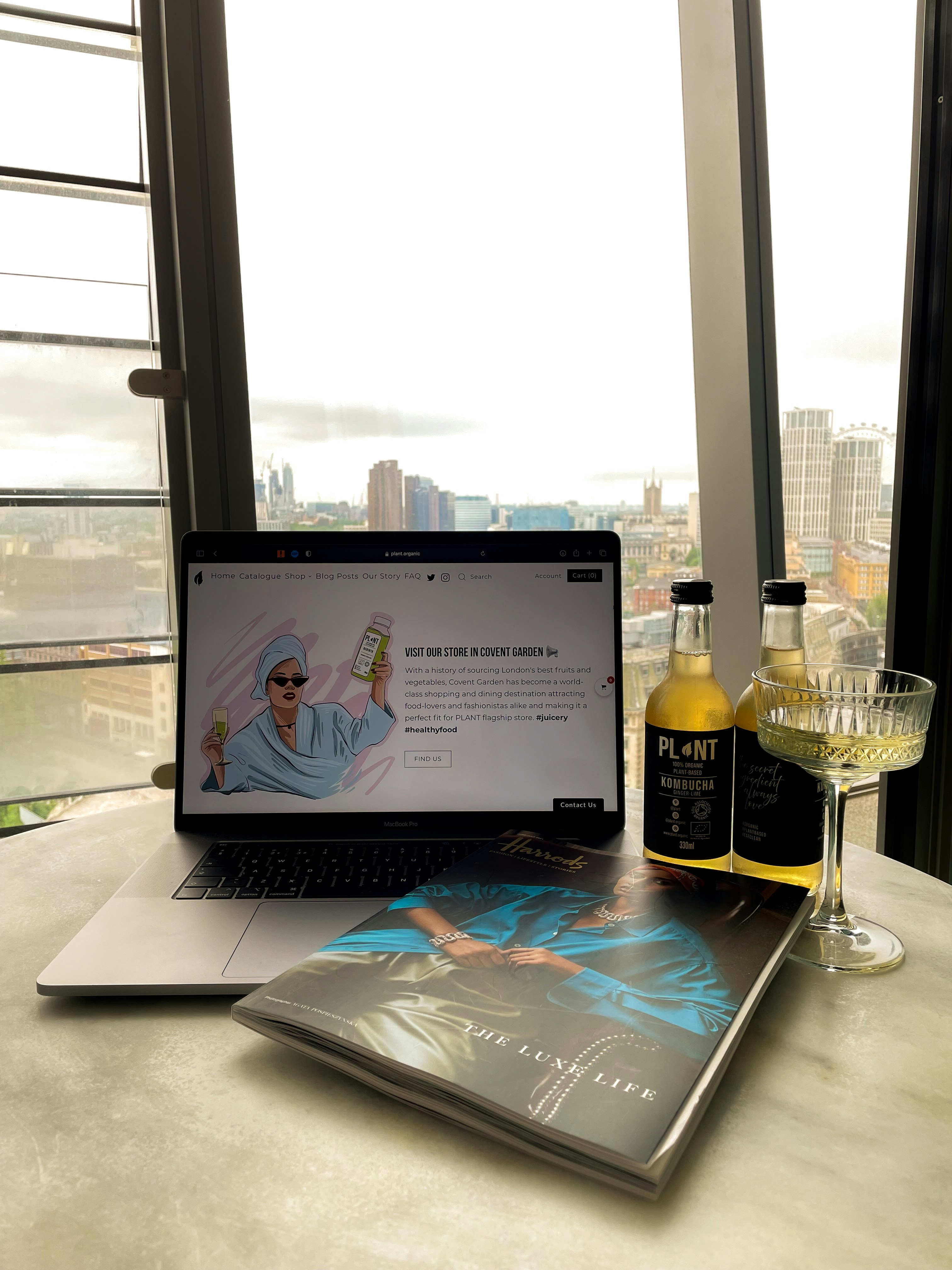 Un computer portatile seduto sopra un tavolo foto – Immagine gratis di ...