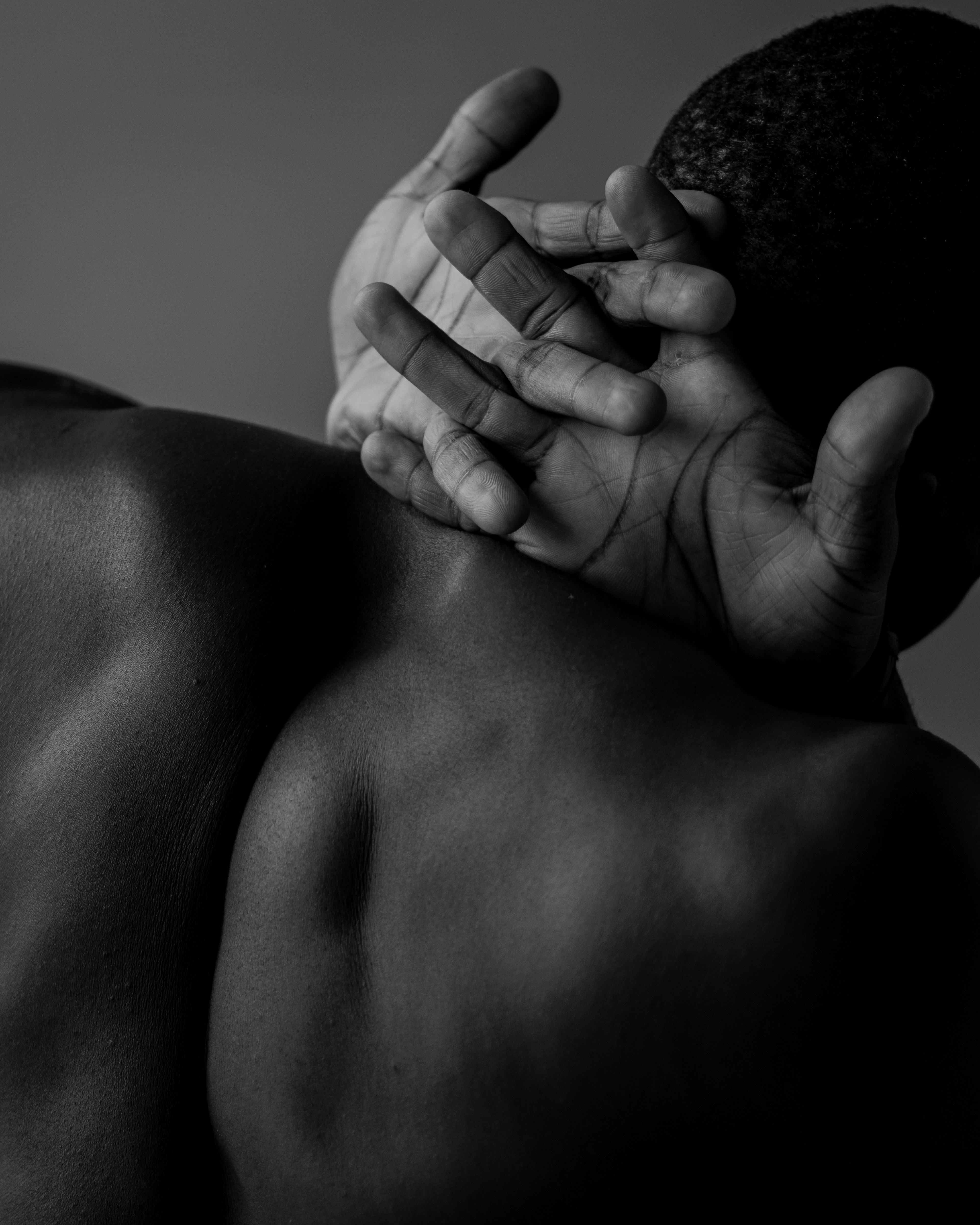 Un homme avec ses mains sur le dos photo – Image gratuite de Doigt sur ...