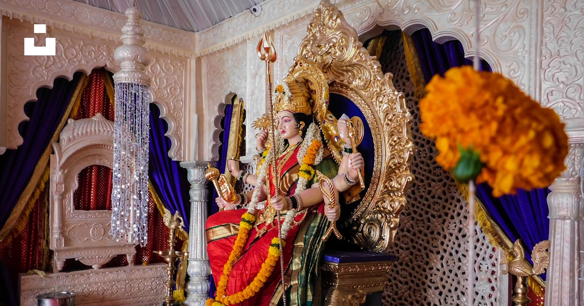 Una Estatua De Un Dios Hindú Sentado En Un Trono Foto Imagen De India