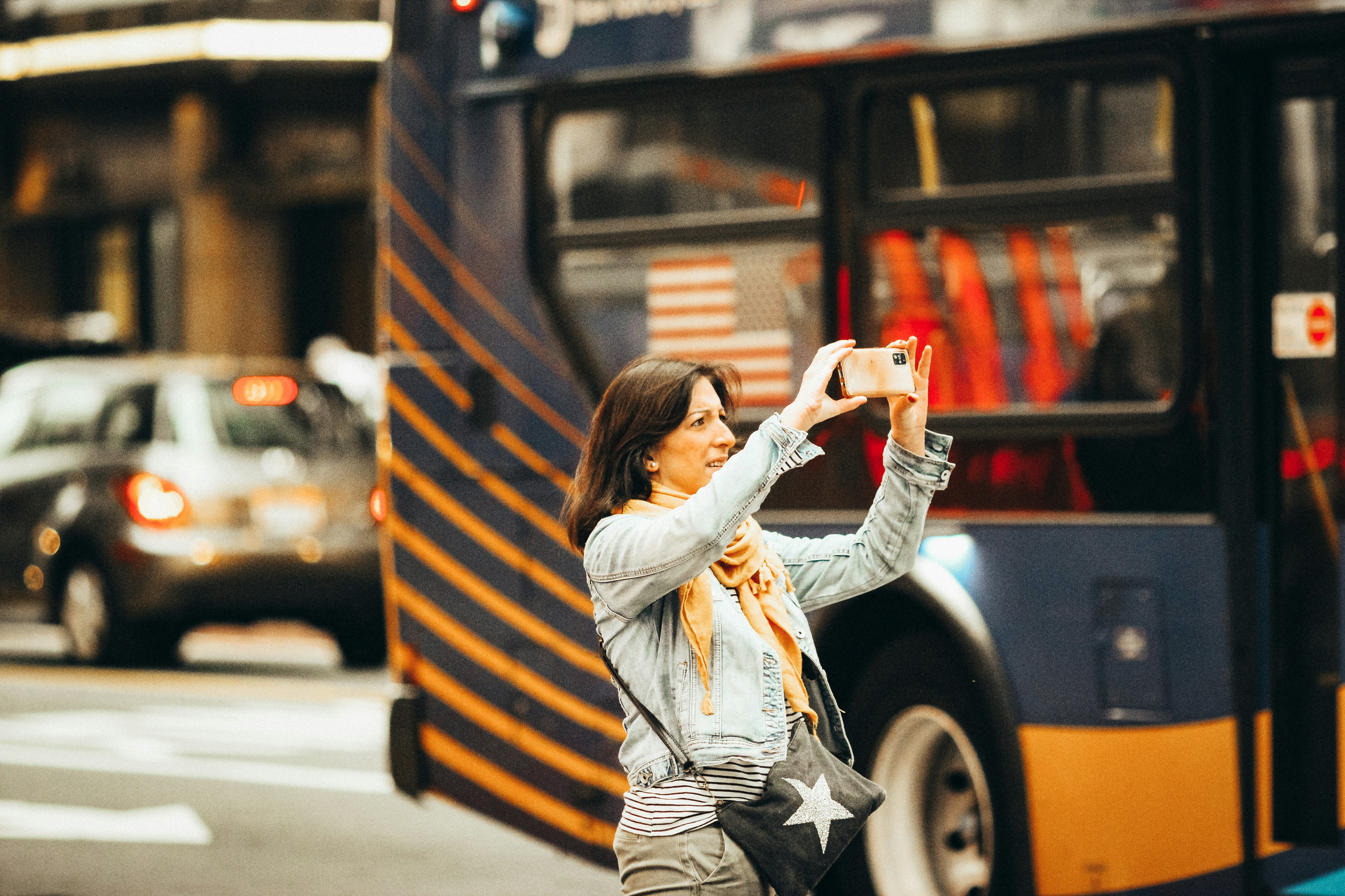 Una mujer tomando una foto de un autobús foto – Imagen de Humano ...