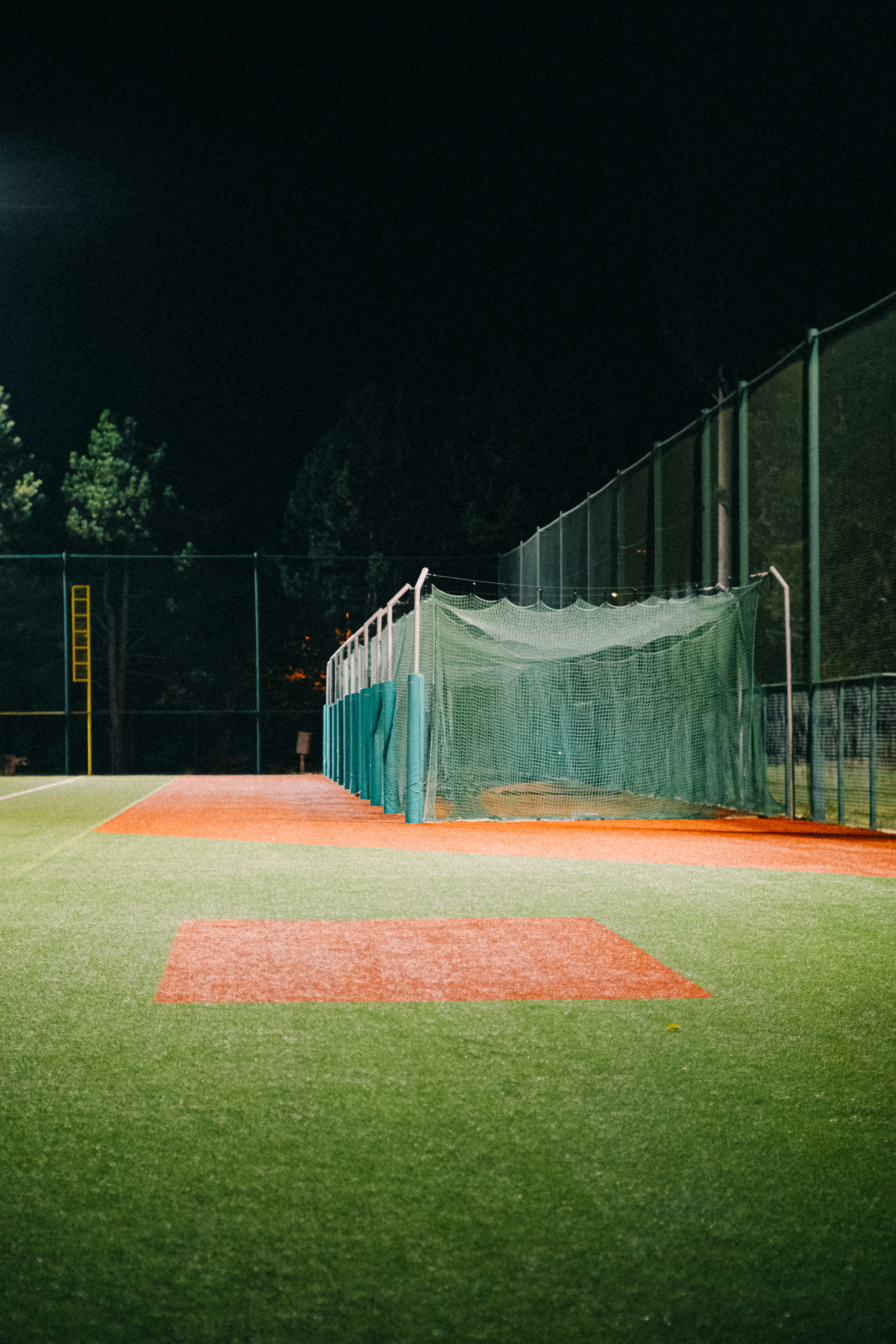 A baseball field at night with a batting cage photo – Free Terrain de ...