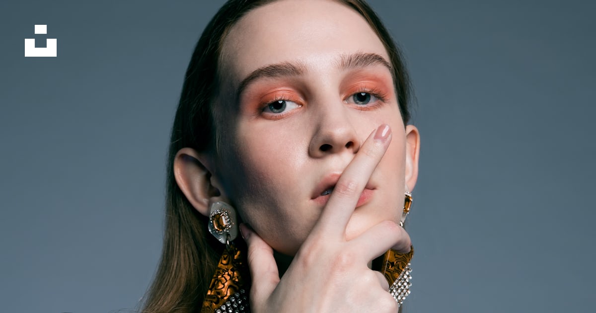 Una Mujer Con Las Manos En La Cara Foto Imagen De Moda Gratuita En