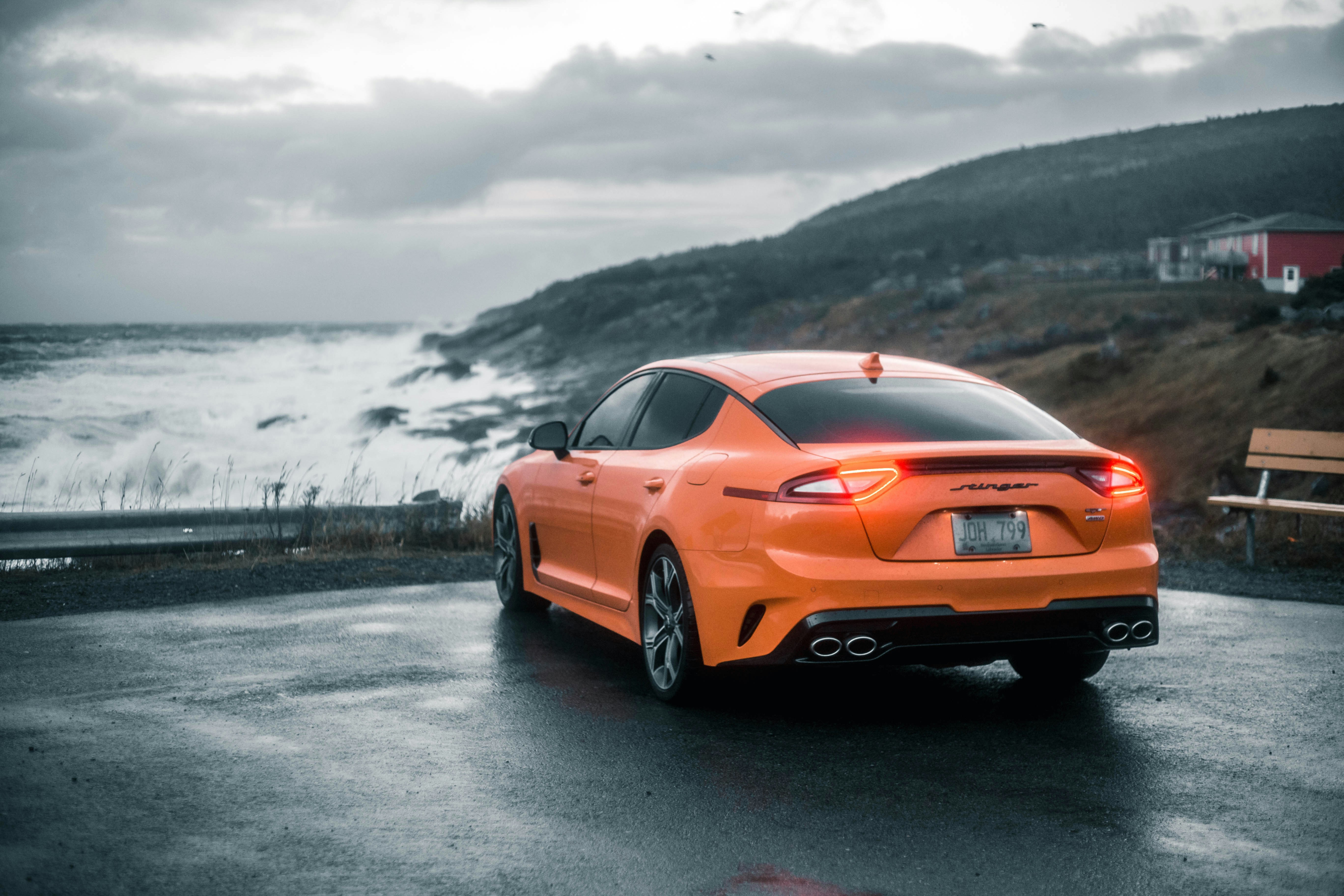 Foto Un auto deportivo naranja estacionado al costado de la carretera ...