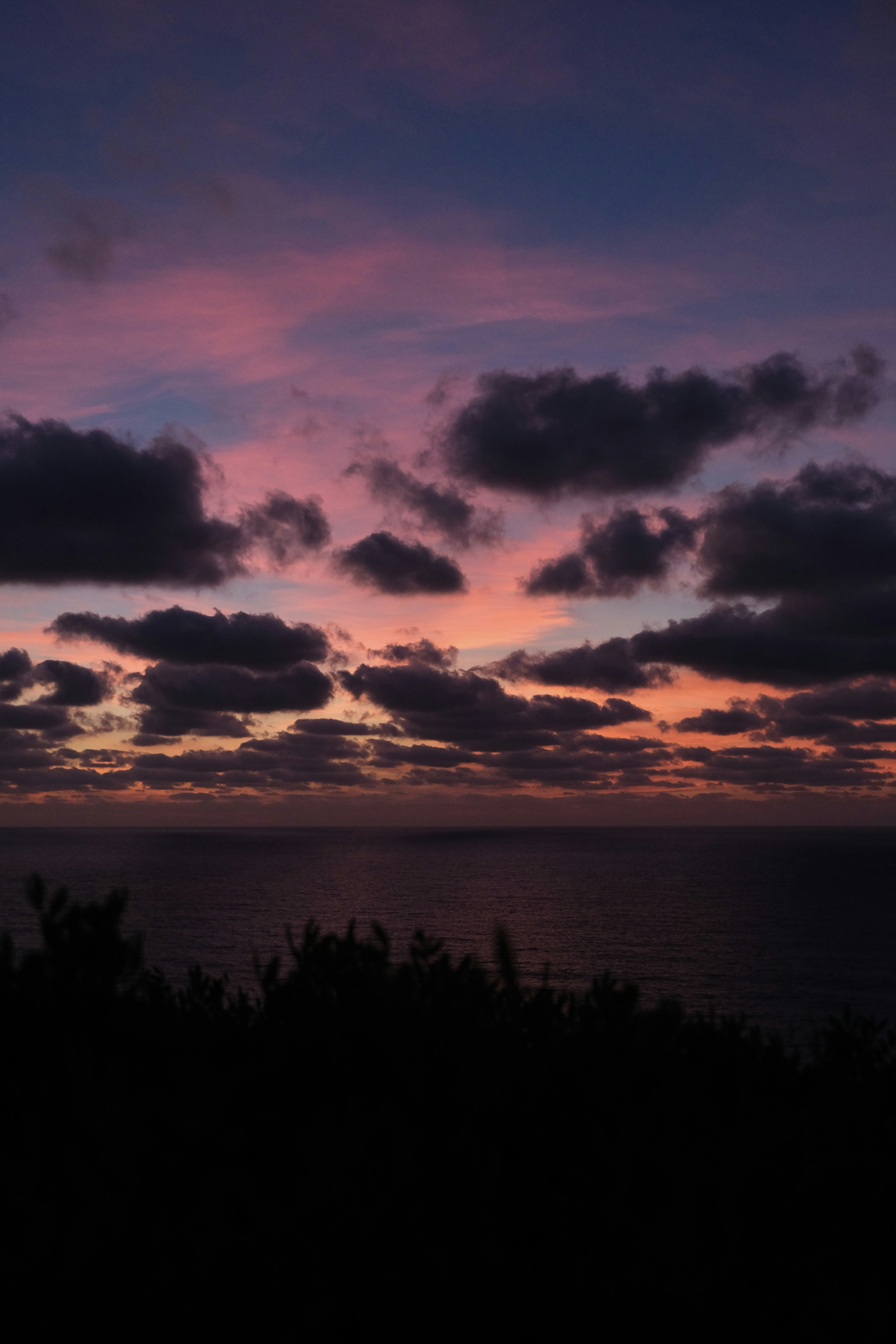 Le soleil se couche sur l’océan avec des nuages dans le ciel photo ...