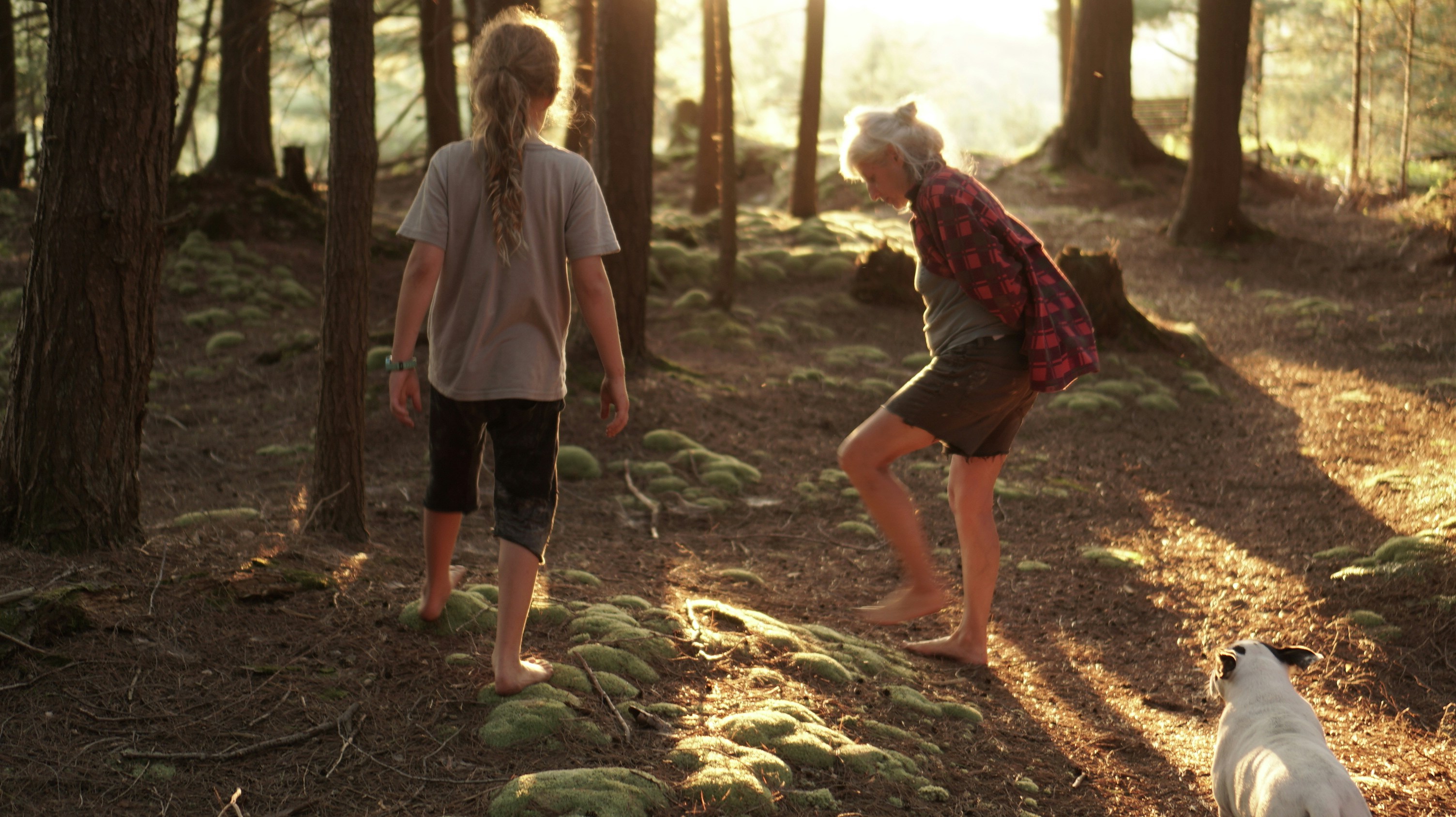 Un par de personas caminando por un bosque foto – Imagen de Descalzo ...