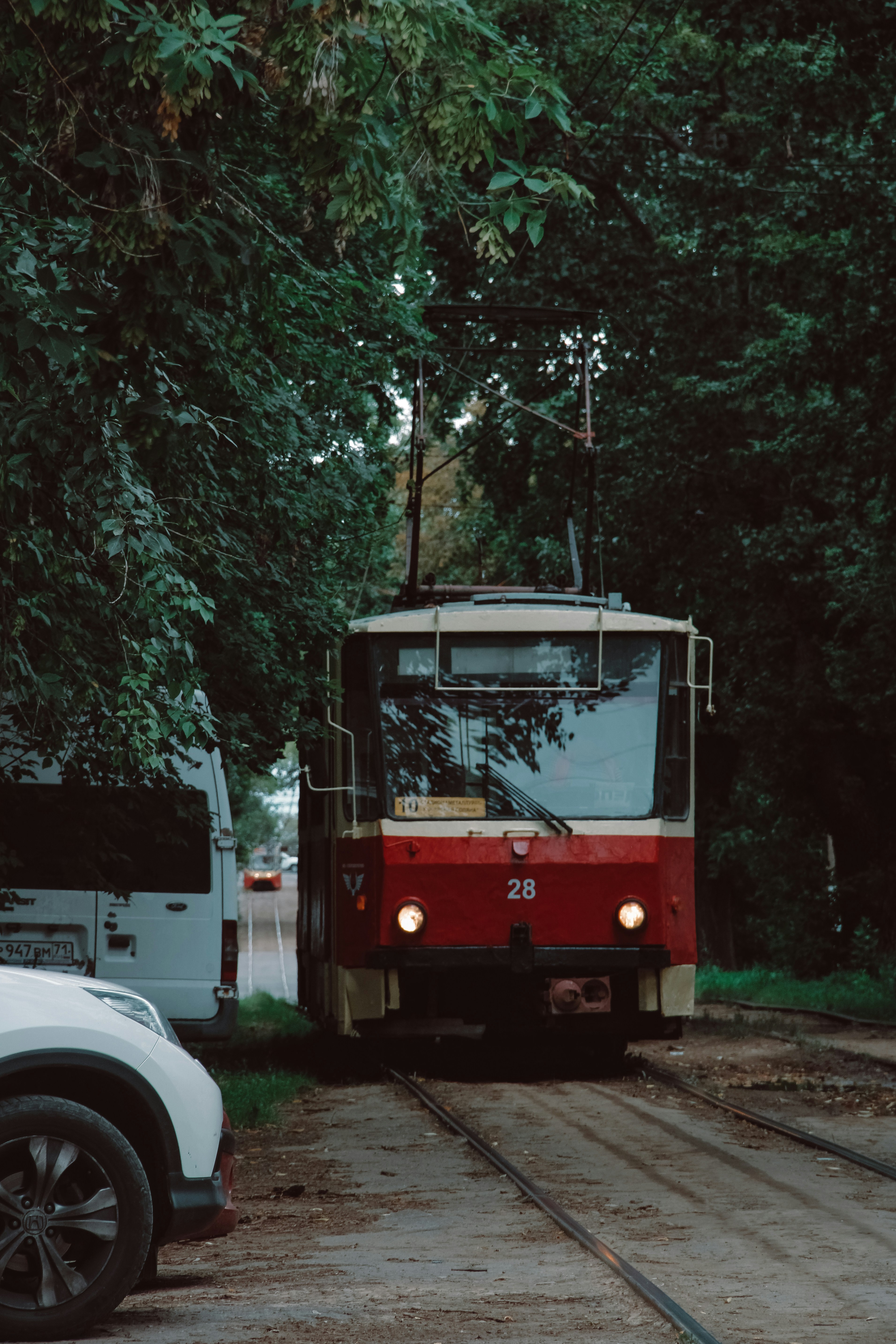 Un train rouge et blanc traversant une forêt photo – Photo Тула ...