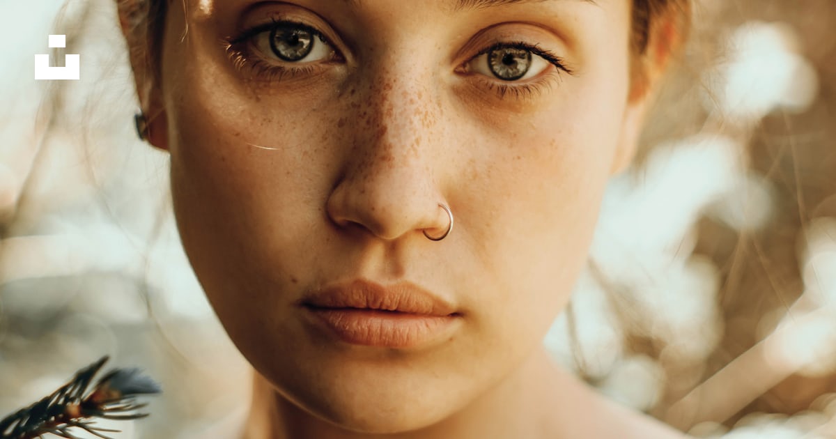 Foto Una Mujer Con Pecas En La Cara Parada Frente A Un árbol Imagen