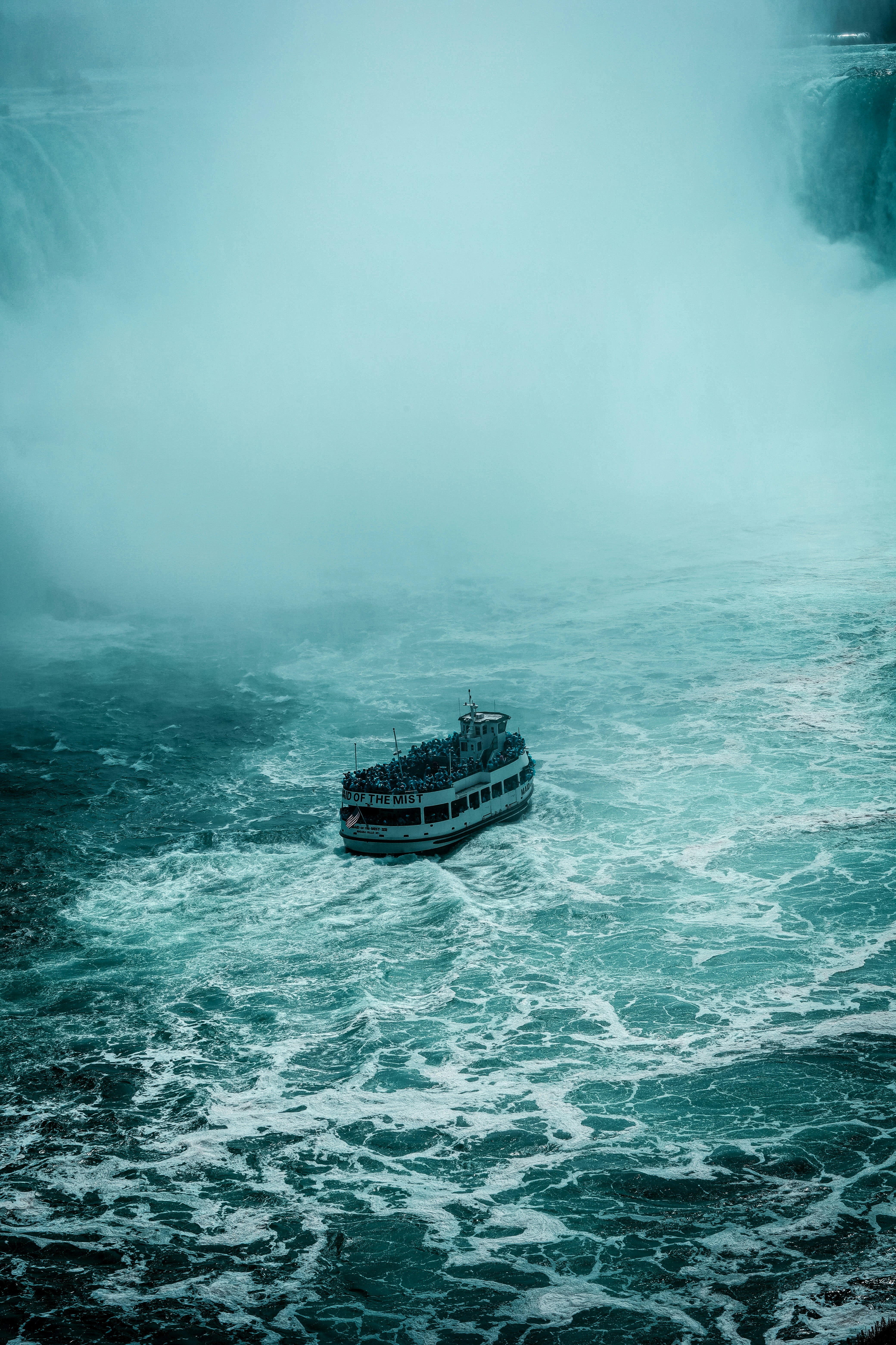 Ein Boot in der Mitte eines großen Gewässers Foto – Kostenloses Bild ...