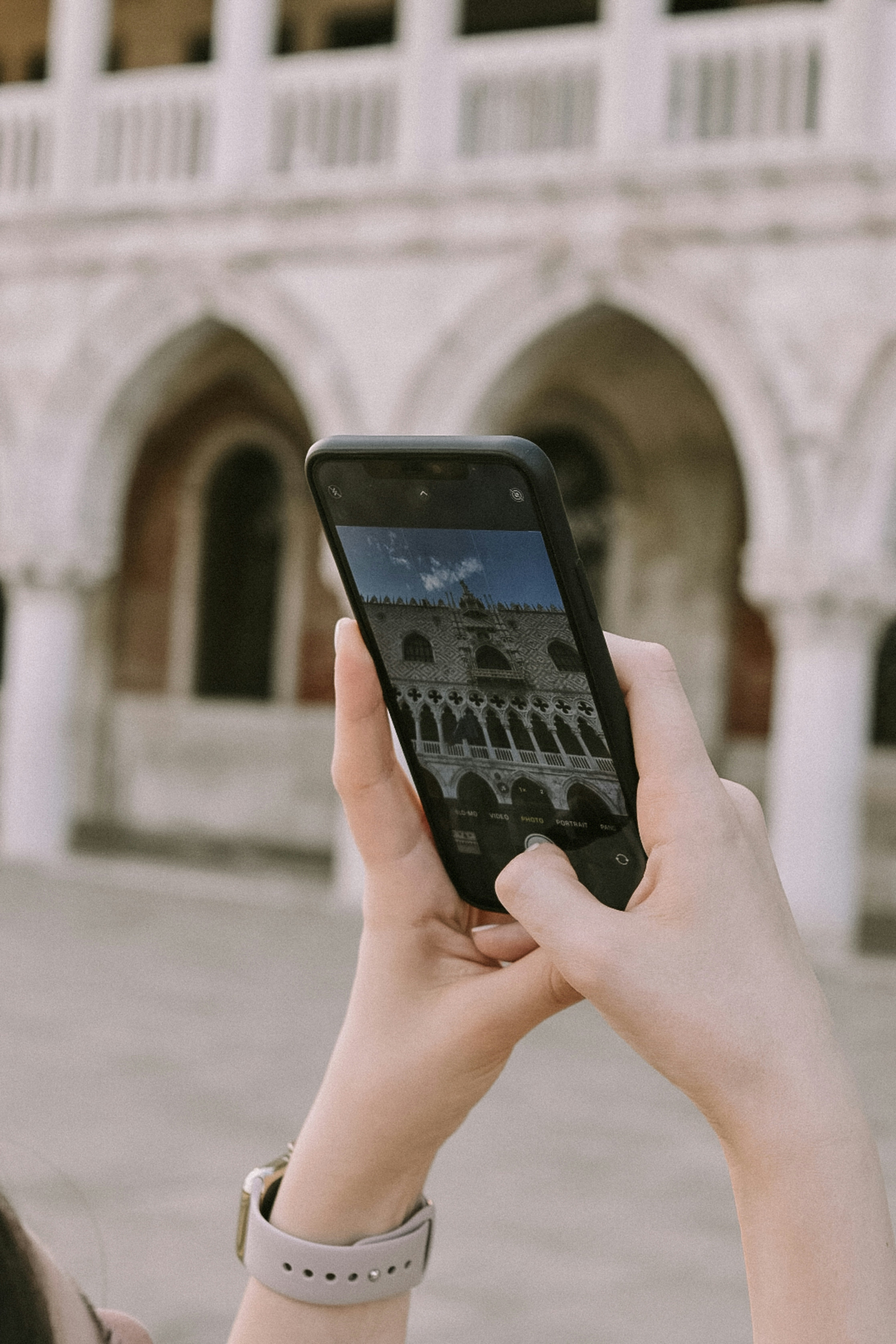 Hands Free Architecture: A Fan’s View of Historic Facades Through a 스마트 Phone
