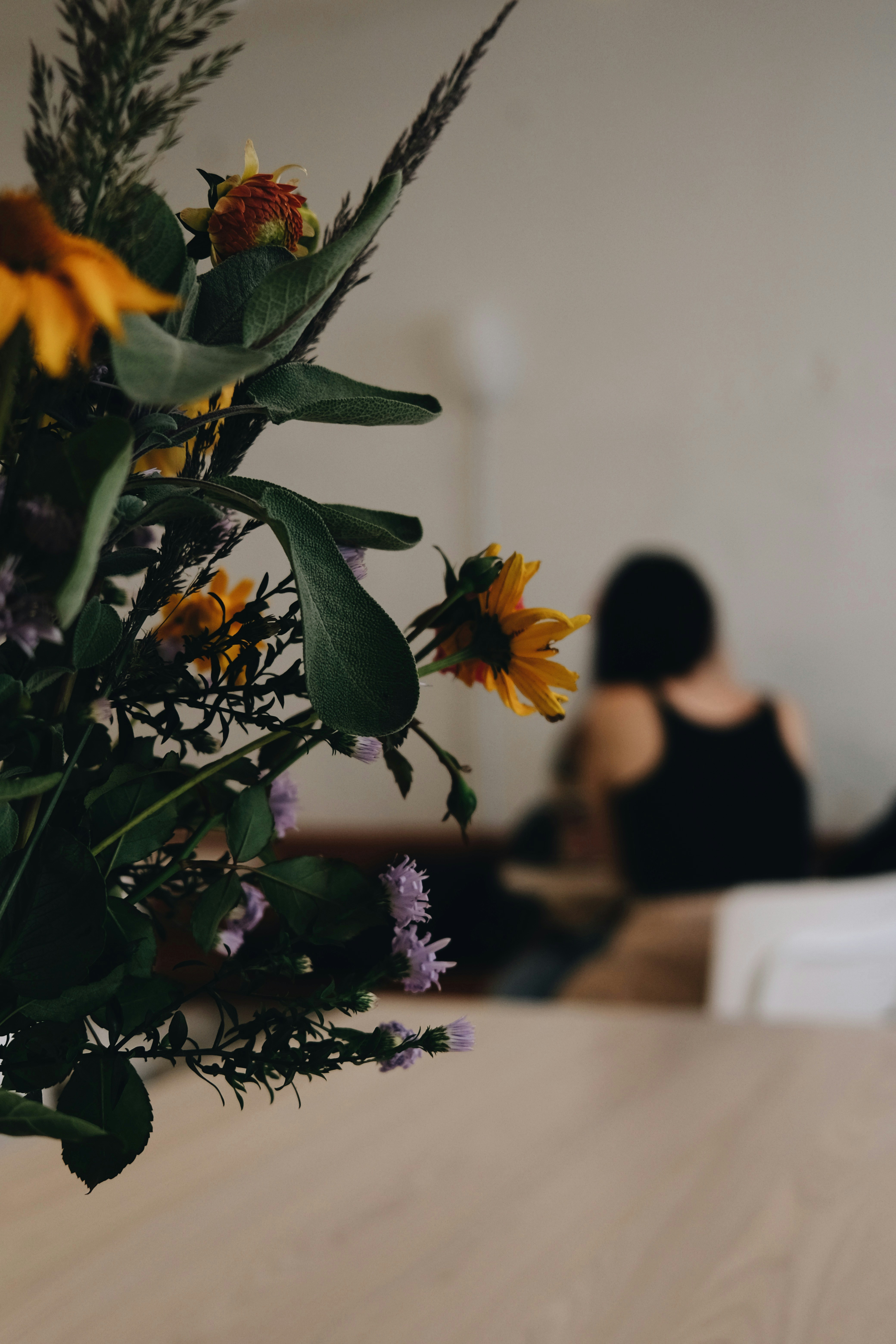 Bouquet in Focus, Figures in the Backloss