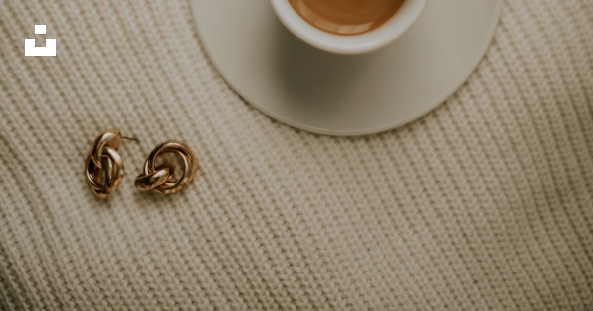 Une Tasse De Café Posée Sur Une Soucoupe Blanche Photo Photo Gris