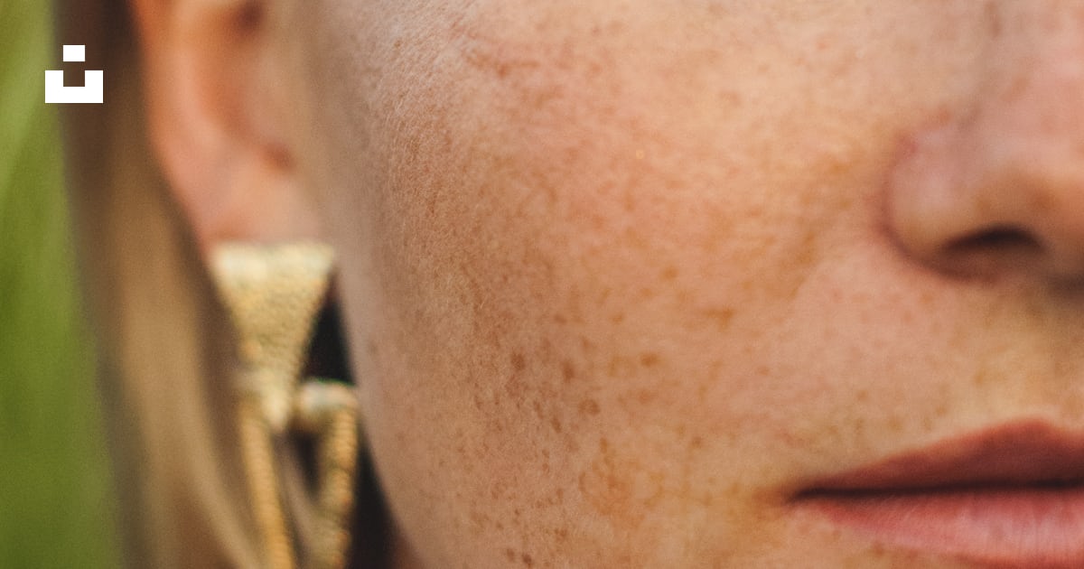 Foto Un Primer Plano De Una Mujer Con Pecas En La Cara Imagen Verde