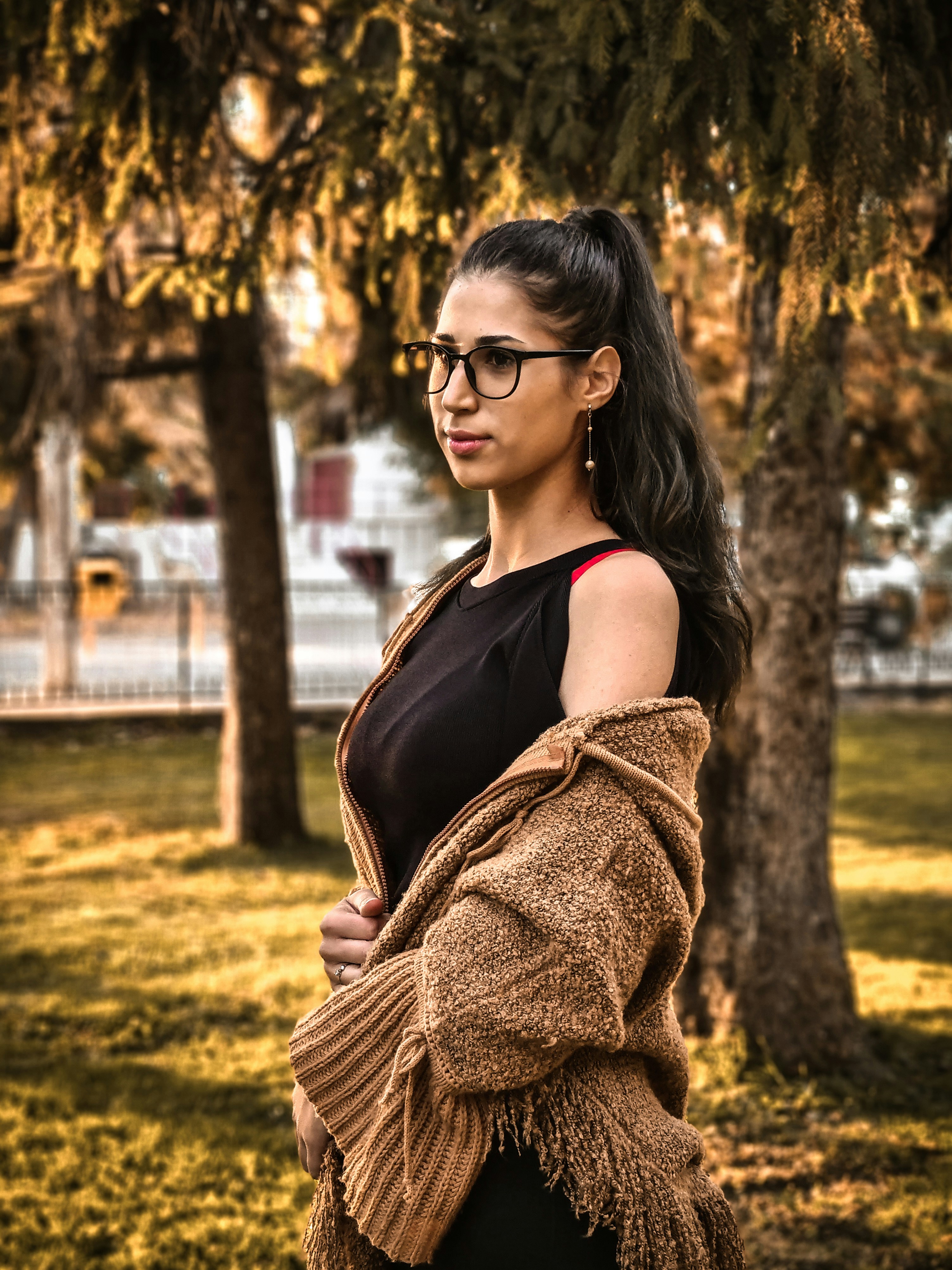 Una mujer parada frente a un árbol foto – Imagen de Parcul Víctor Ion Popa gratuita en Unsplash