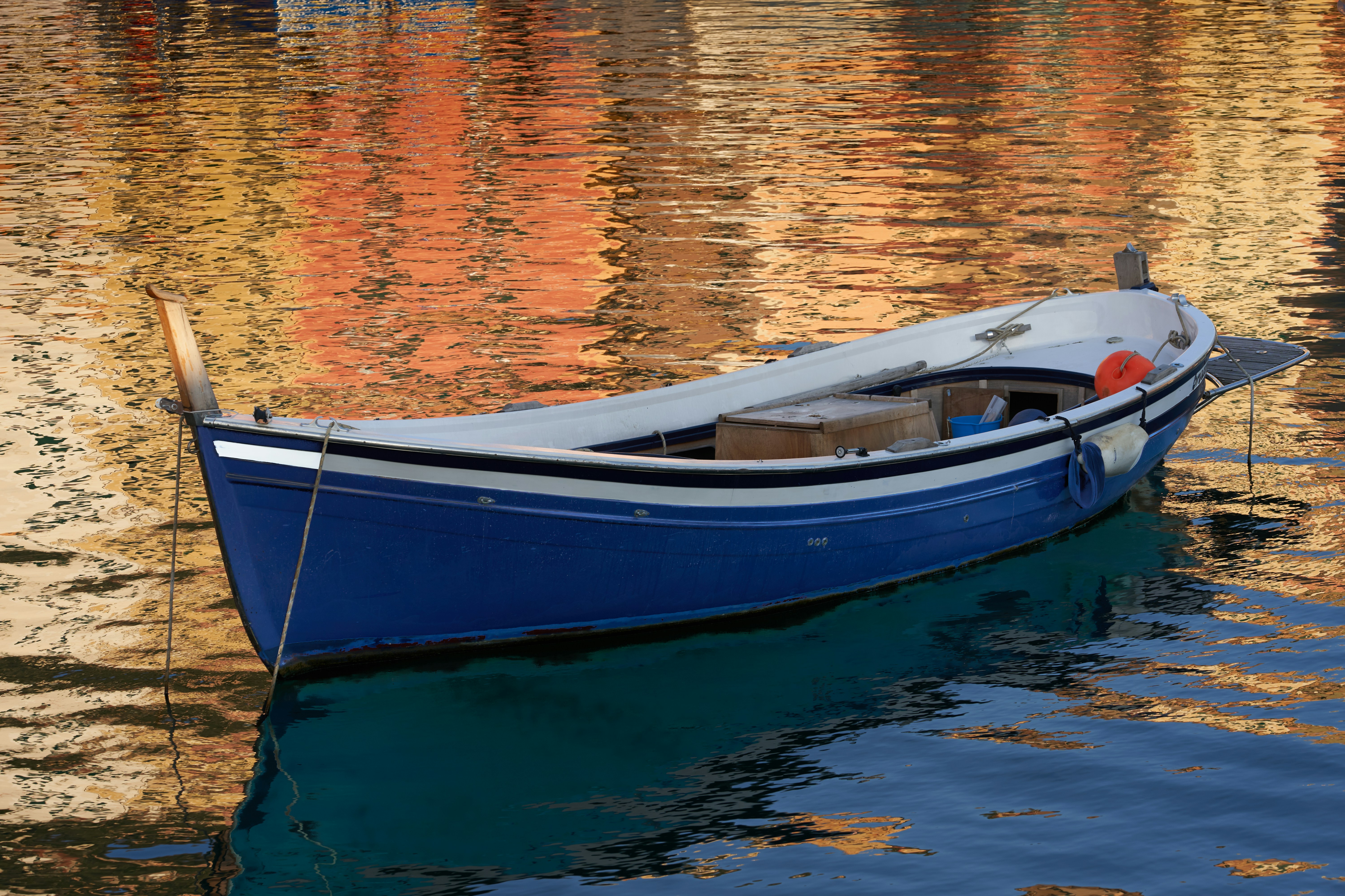 A small boat floating on top of a body of water photo – Free Camogli ...