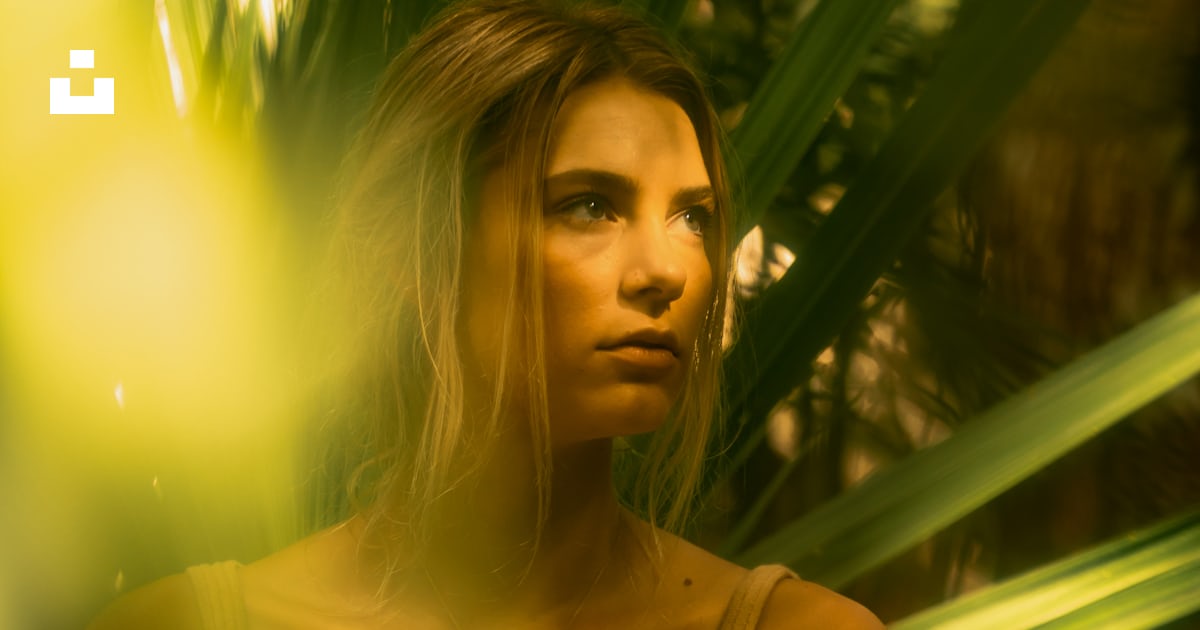 Una Mujer Parada Frente A Una Palmera Foto Imagen De Tulum Gratuita