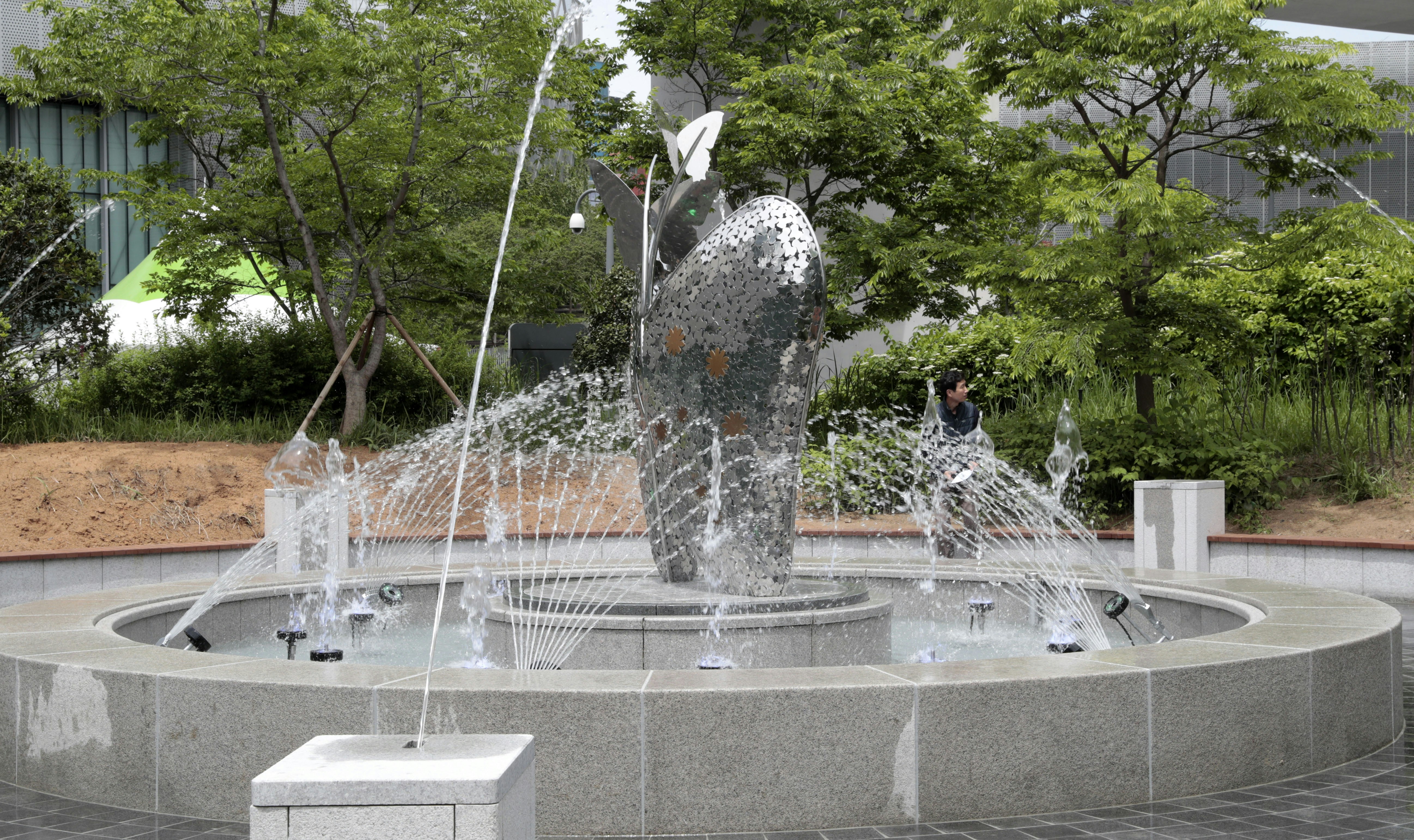 A fountain with water spouting out of it photo – Free Building Image on ...