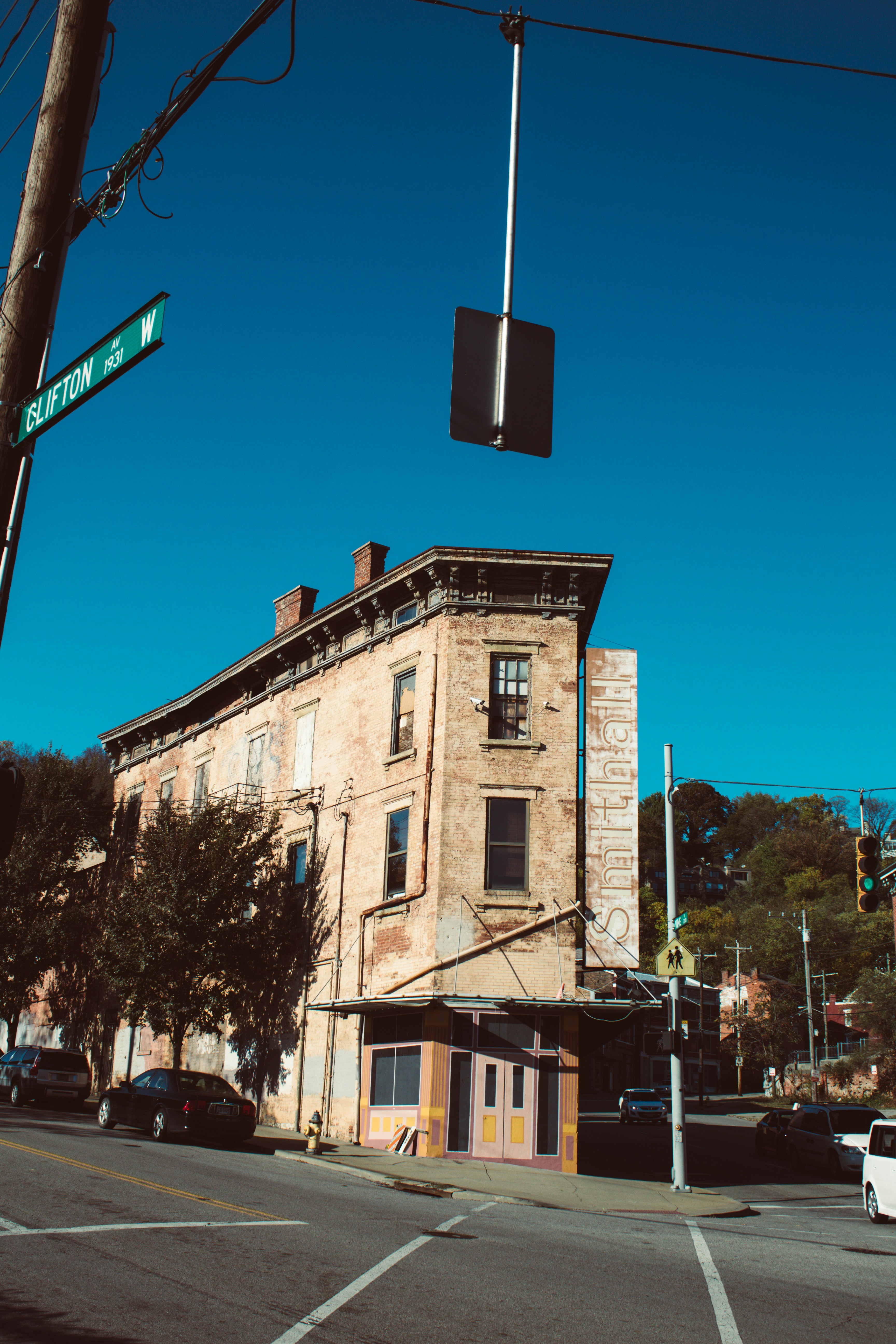 A street corner with a building and a traffic light photo – Free ...
