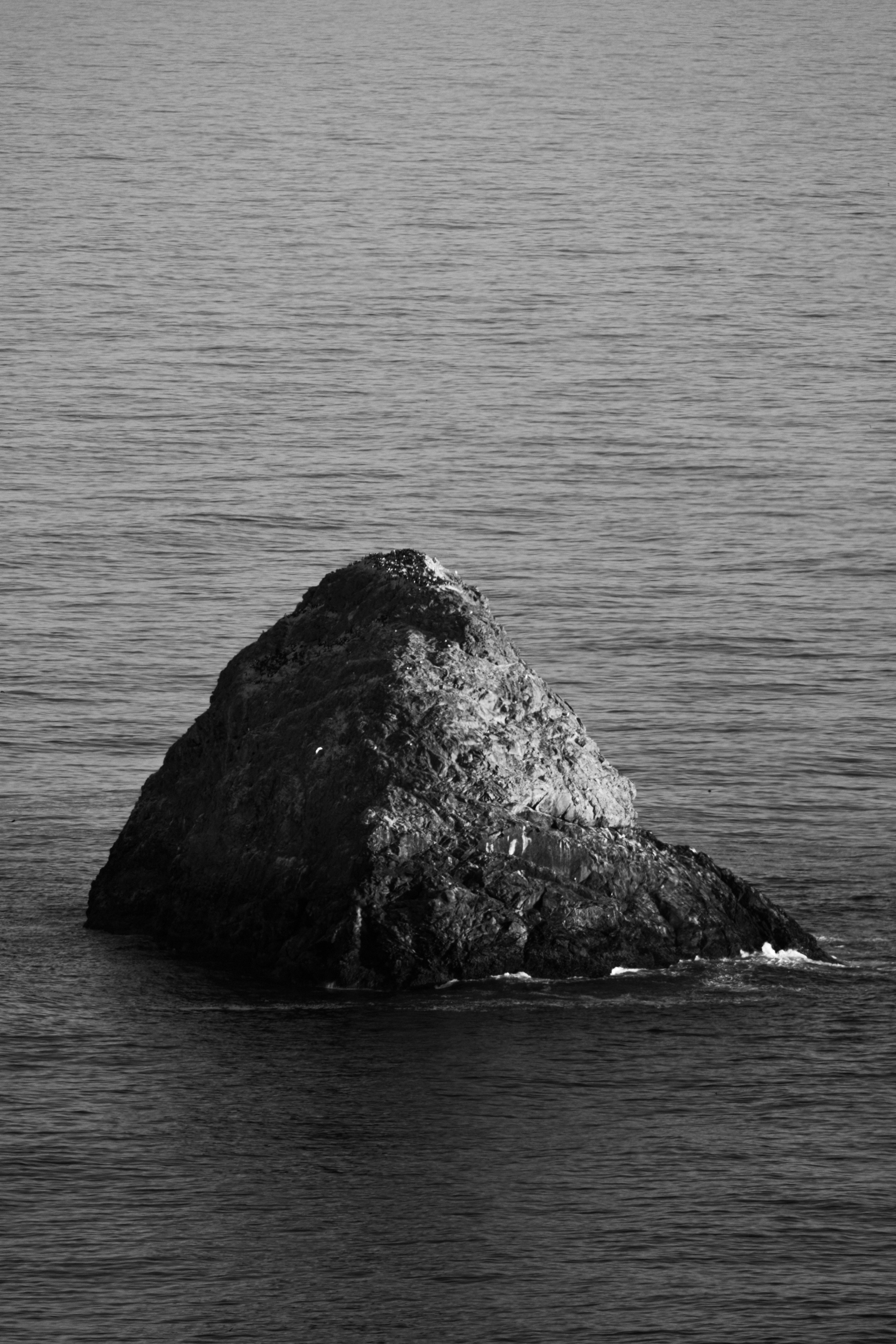 Un gros rocher au milieu d’un plan d’eau photo – Photo Océan Gratuite ...