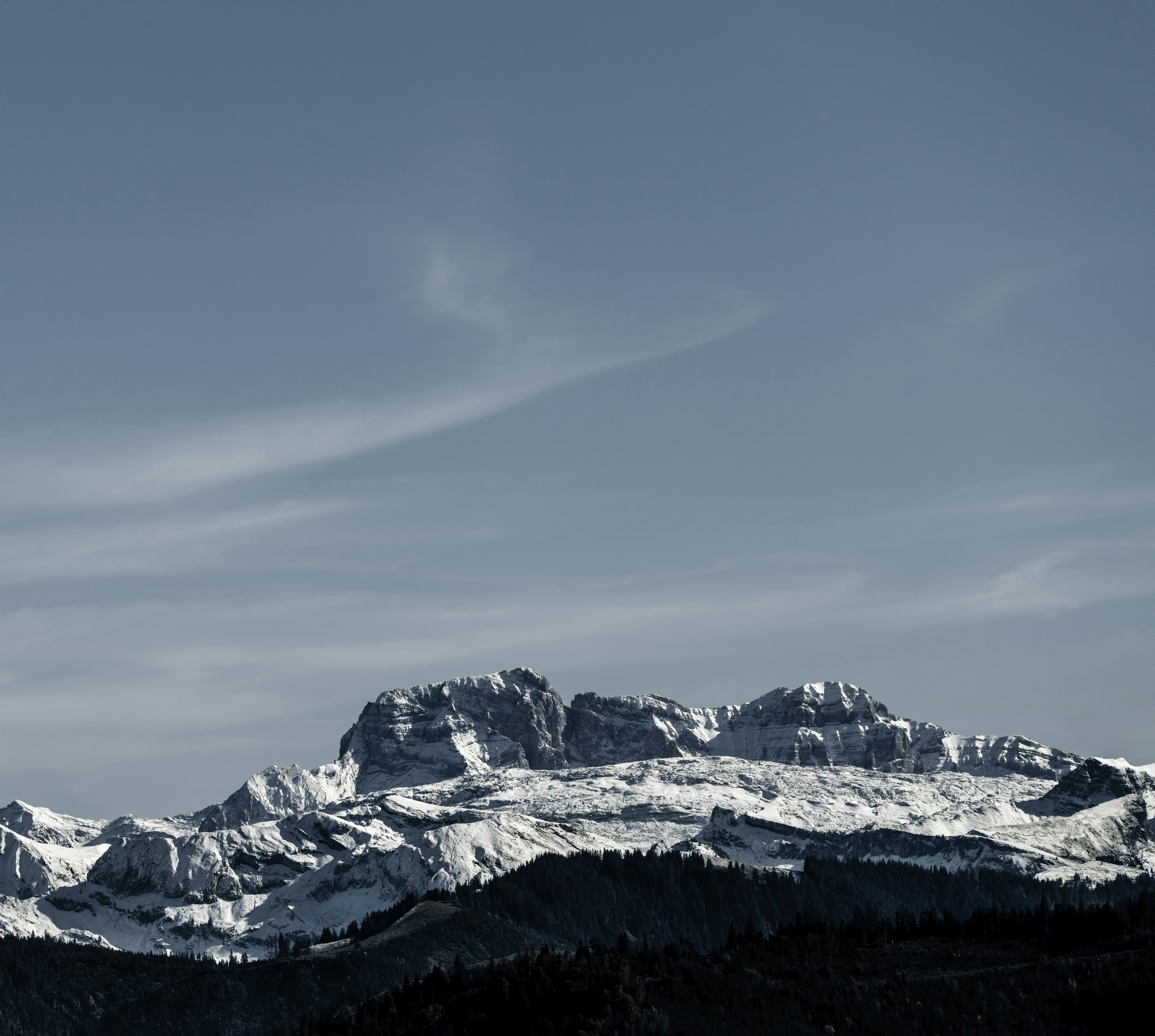 Ivory Peaks Beneath a Quiet Alpine Sky