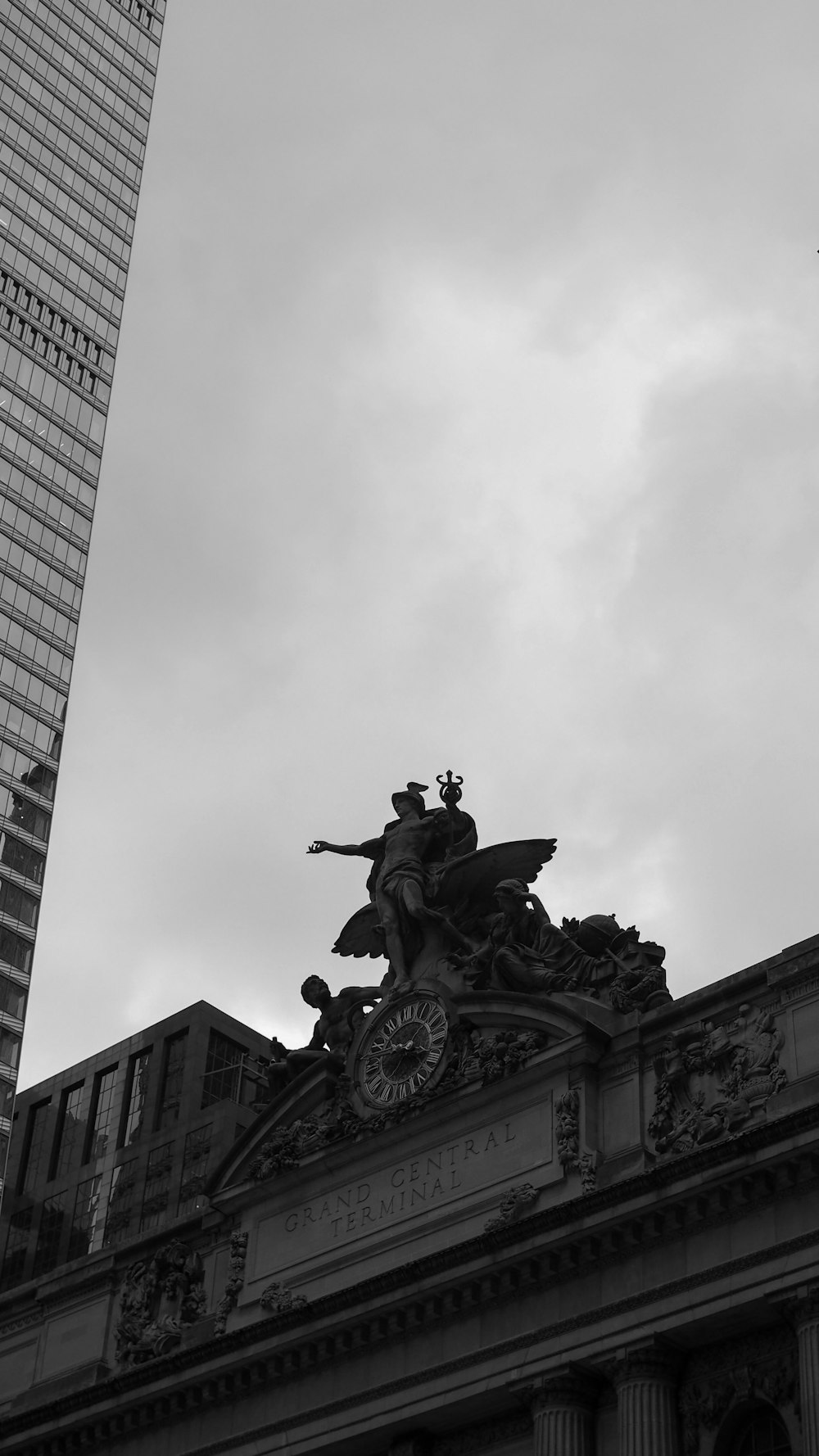 Ein Schwarz-Weiß-Foto einer Statue auf einem Gebäude Foto – Kostenloses ... Ein Schwarz-Weiß-Foto einer Statue auf einem Gebäude Foto – Kostenloses ...