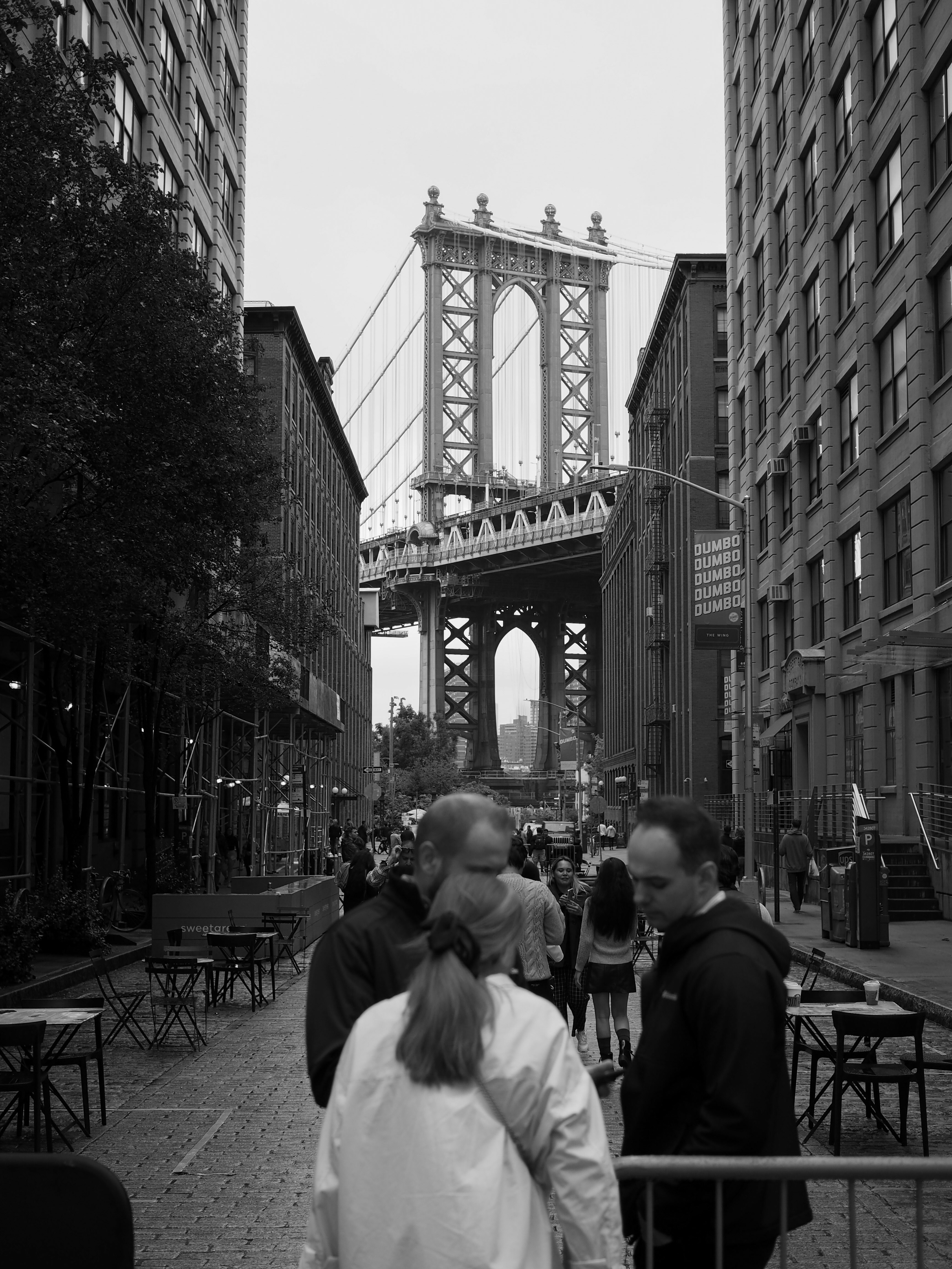 Foto Un grupo de personas caminando por una calle junto a edificios ...