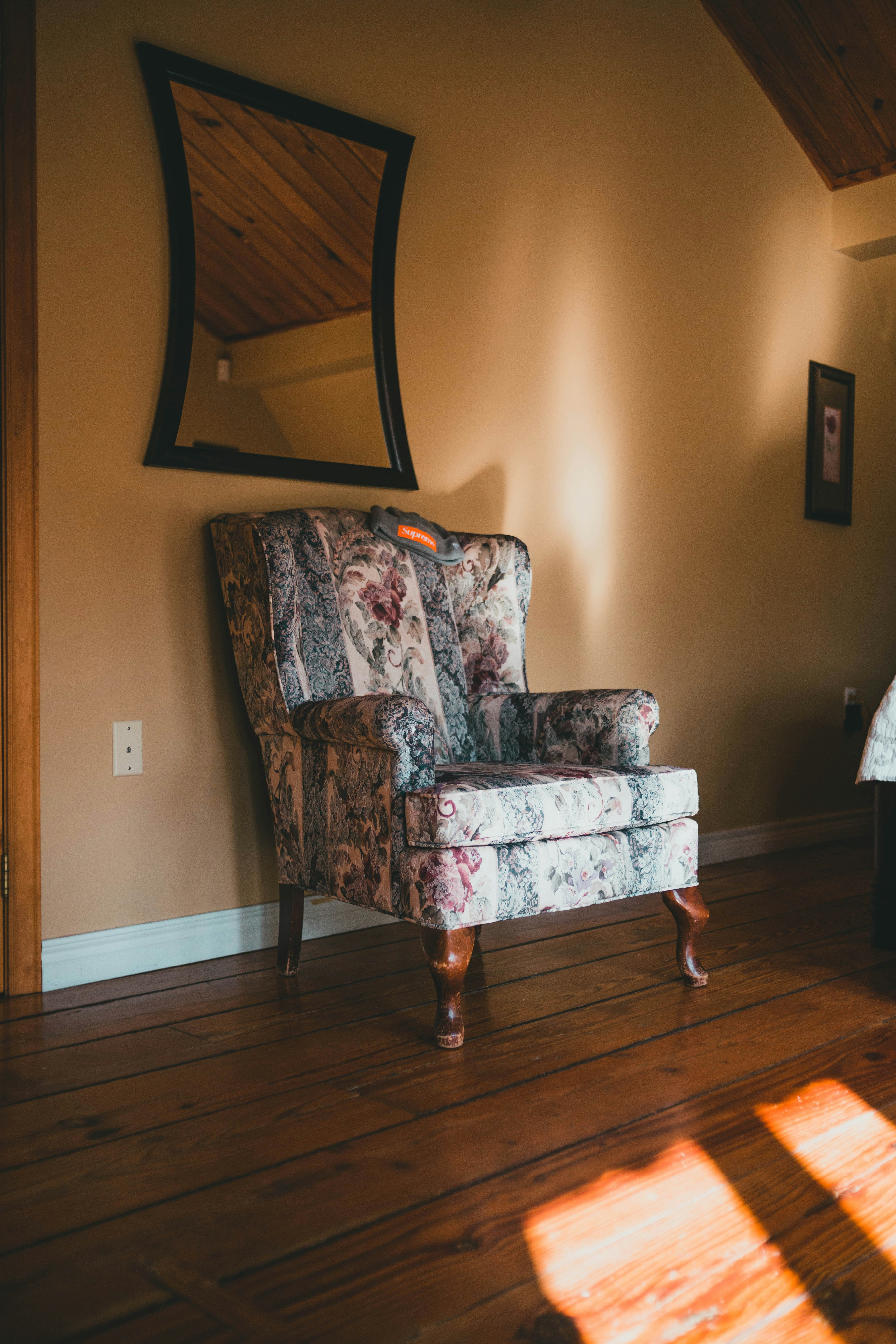 Foto Una silla sentada en un piso de madera dura en una habitación ...