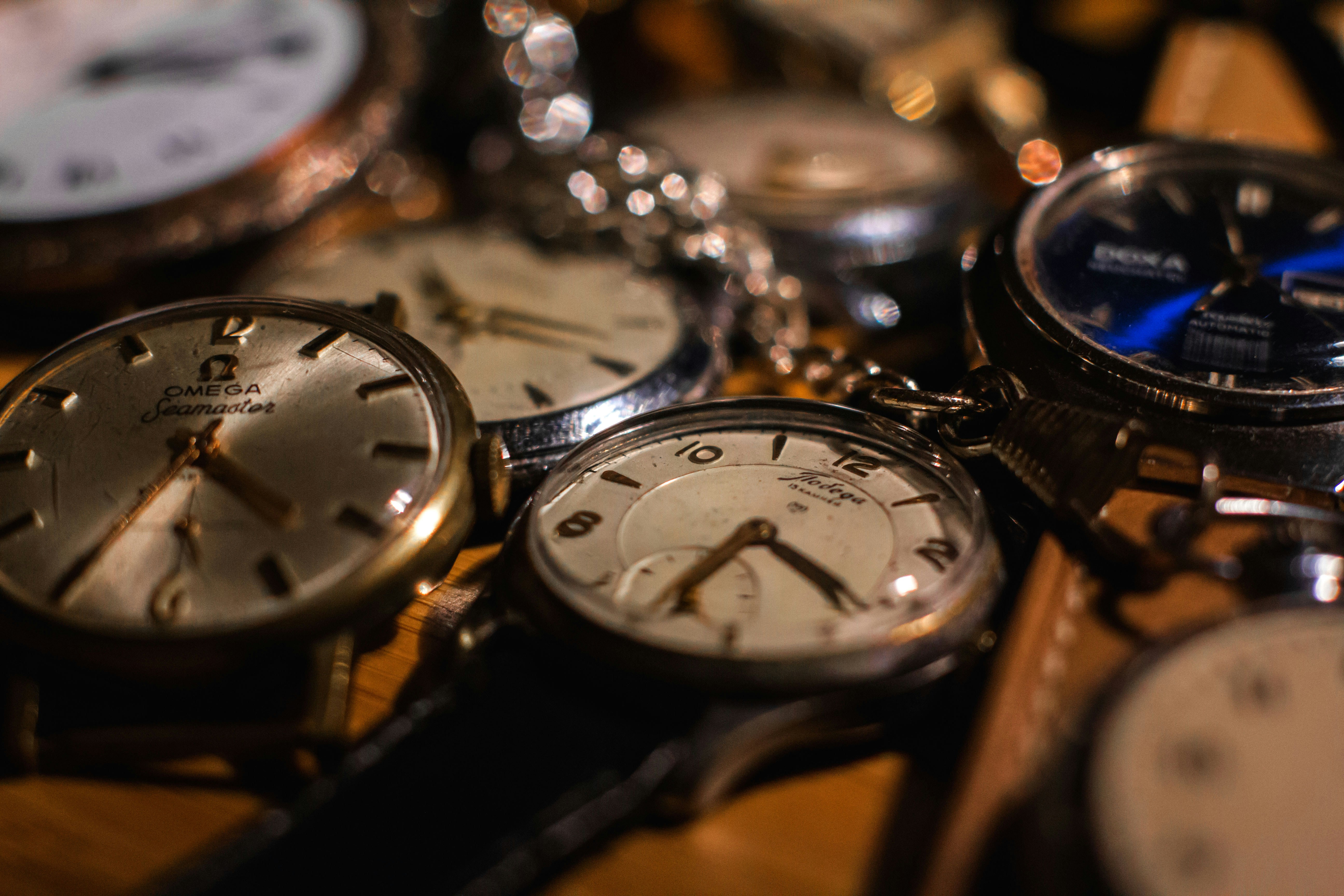 A bunch of watches that are sitting on a table photo – Free Retro ...