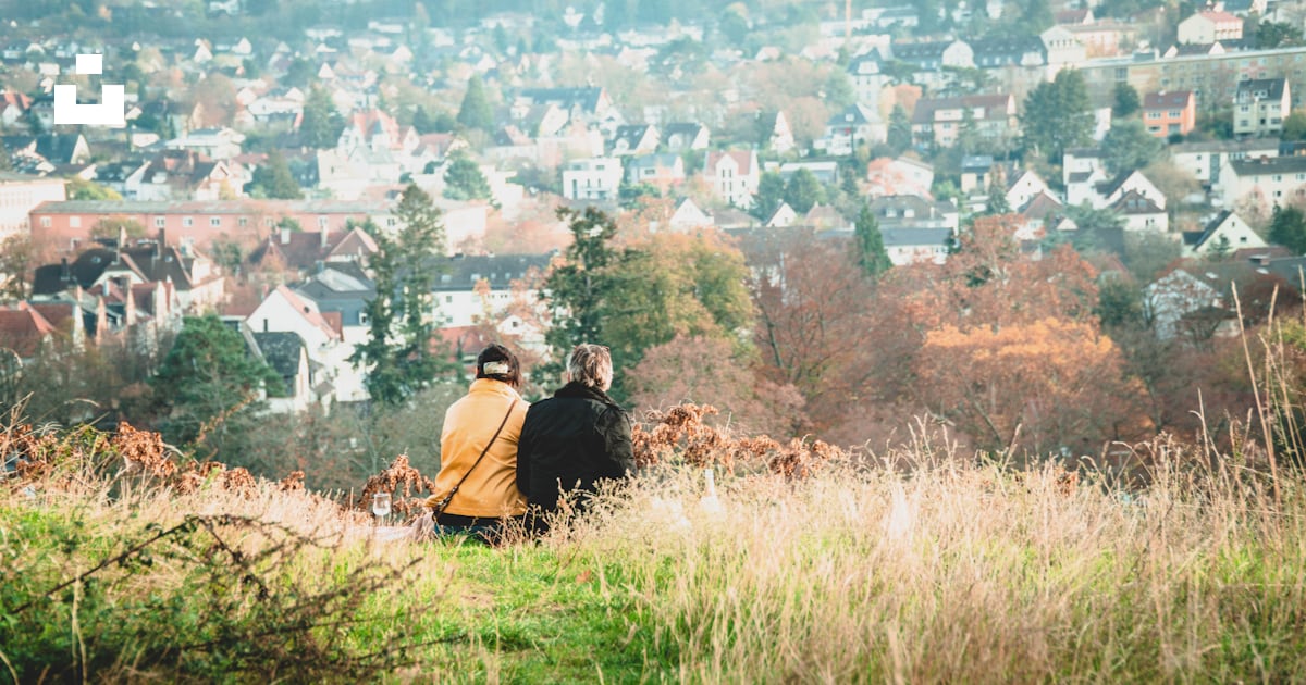 Un couple de personnes debout dans l’herbe photo – Photo Deutschland ... Un couple de personnes debout dans l’herbe photo – Photo Deutschland ...