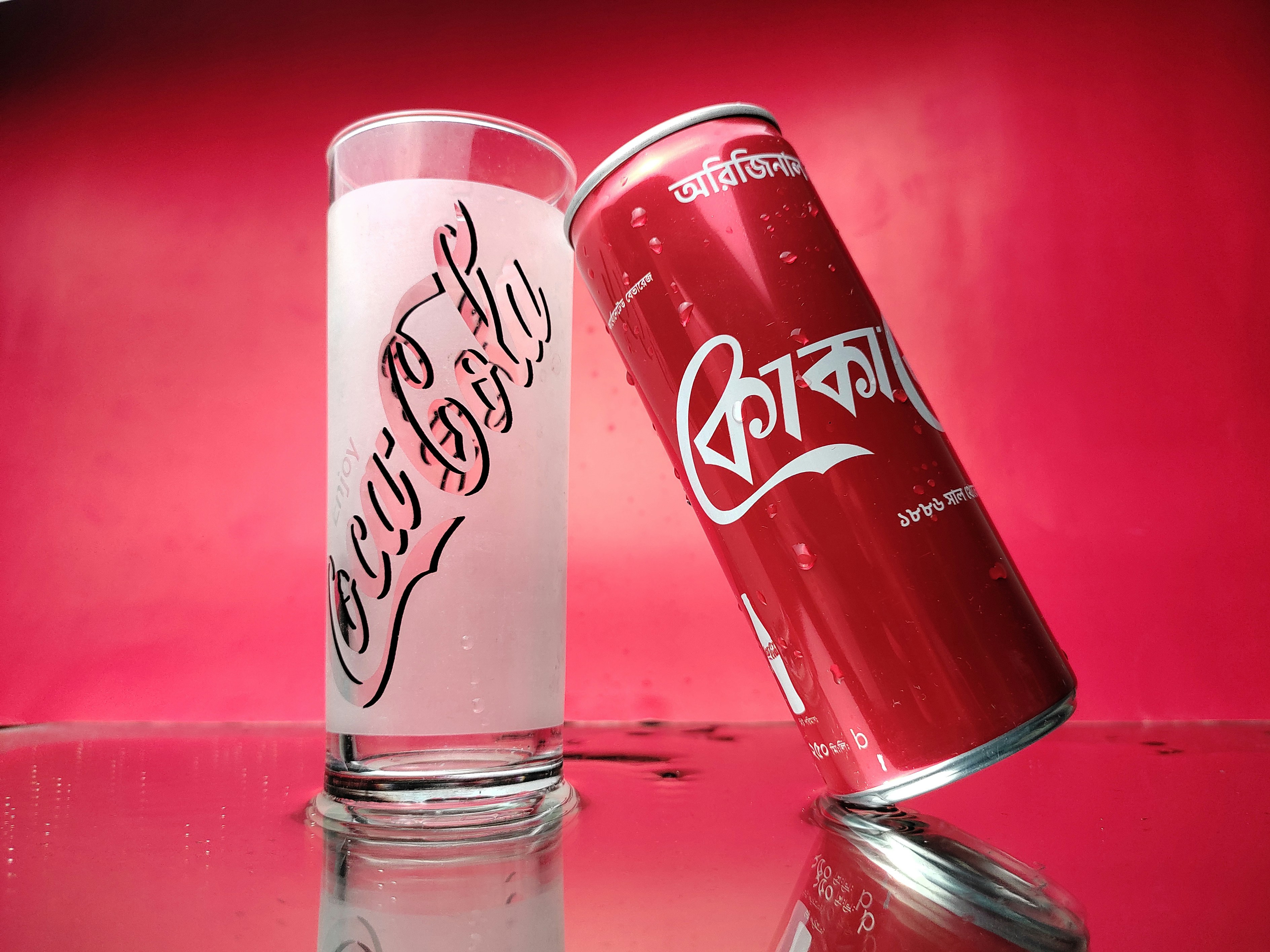 A red can and a white can sitting on a table photo – Free Social media ...