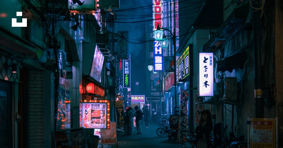 네온 사인이있는 밤의 좁은 도시 거리 사진 Unsplash의 무료 신주쿠 이미지