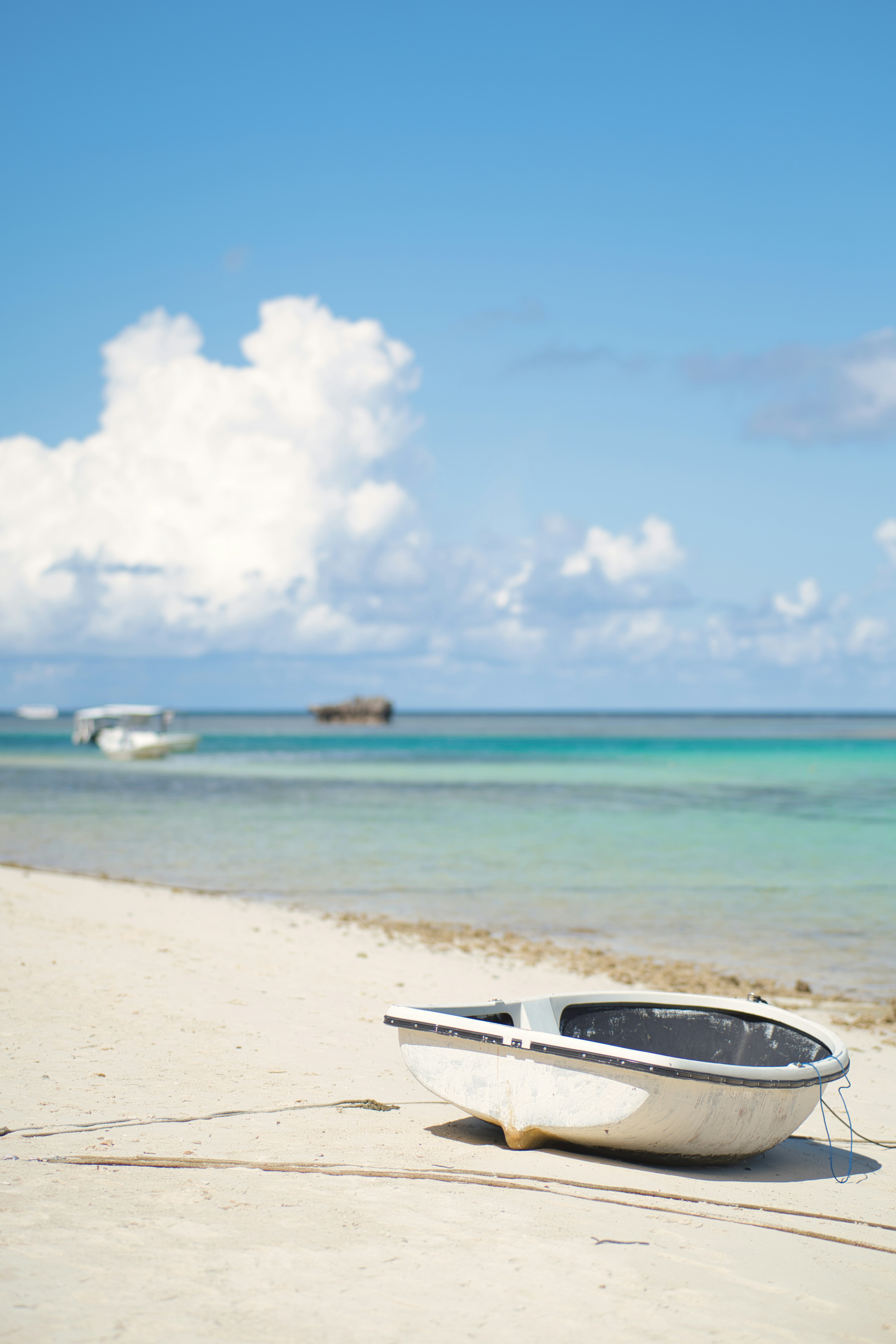 Foto Un pequeño bote sentado en la cima de una playa de arena – Imagen ...
