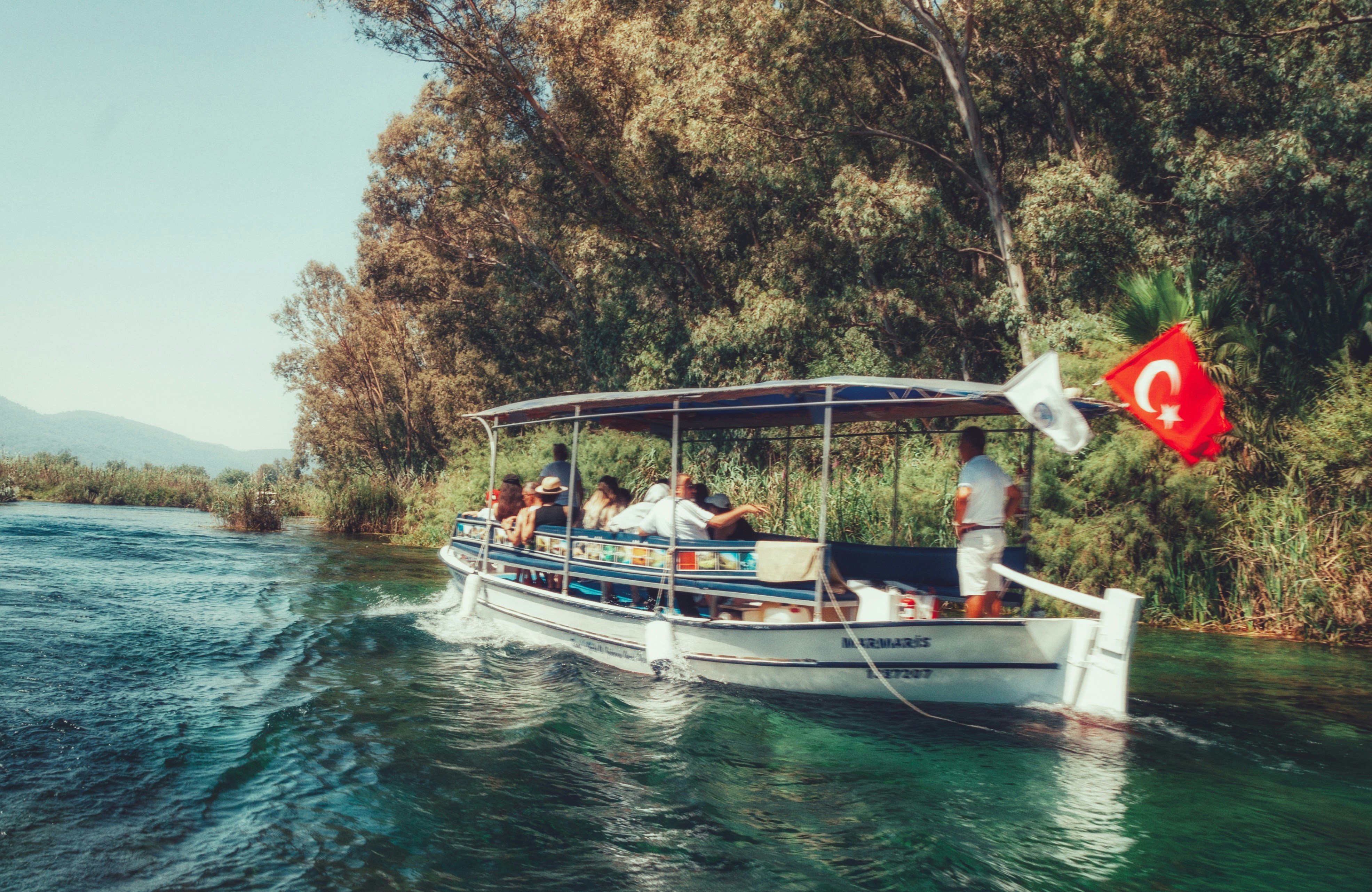 Foto Un grupo de personas montadas en un bote en un río – Imagen Humano ...