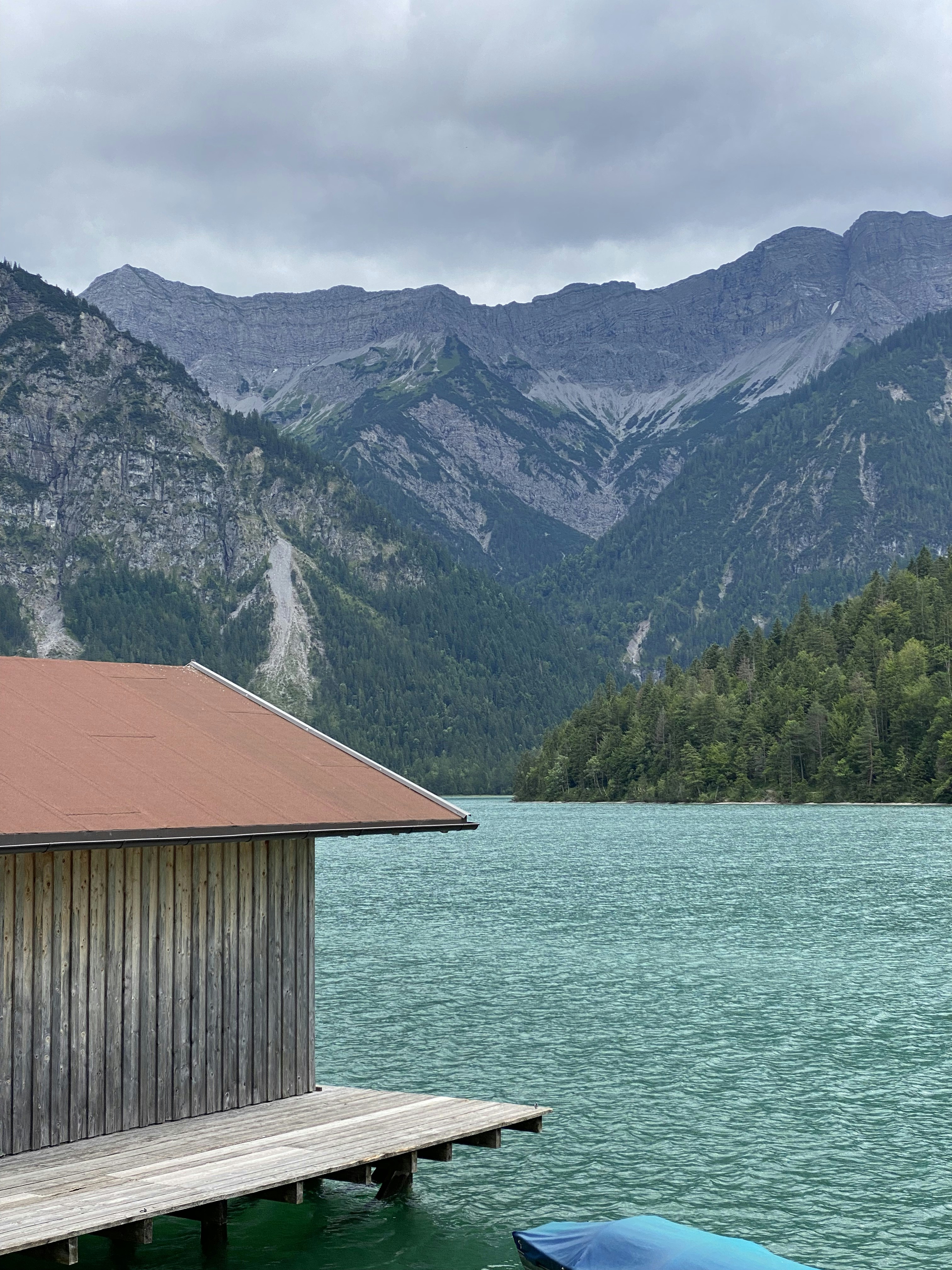 Snowcapped Peaks and Turquoise Lake: A Tranquil Alpine Vista